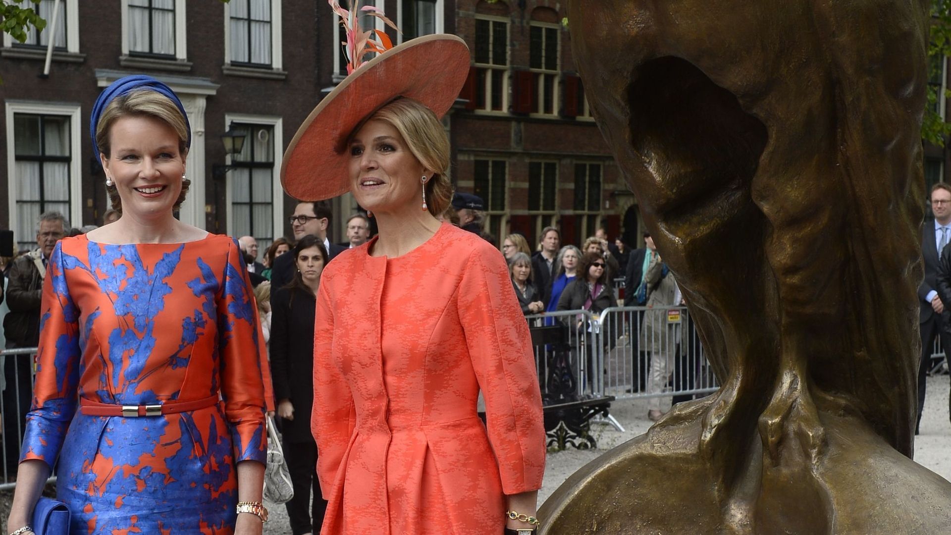 Mathilde et Maxima ont inauguré l'exposition 'Vormidable' à La Haye ...