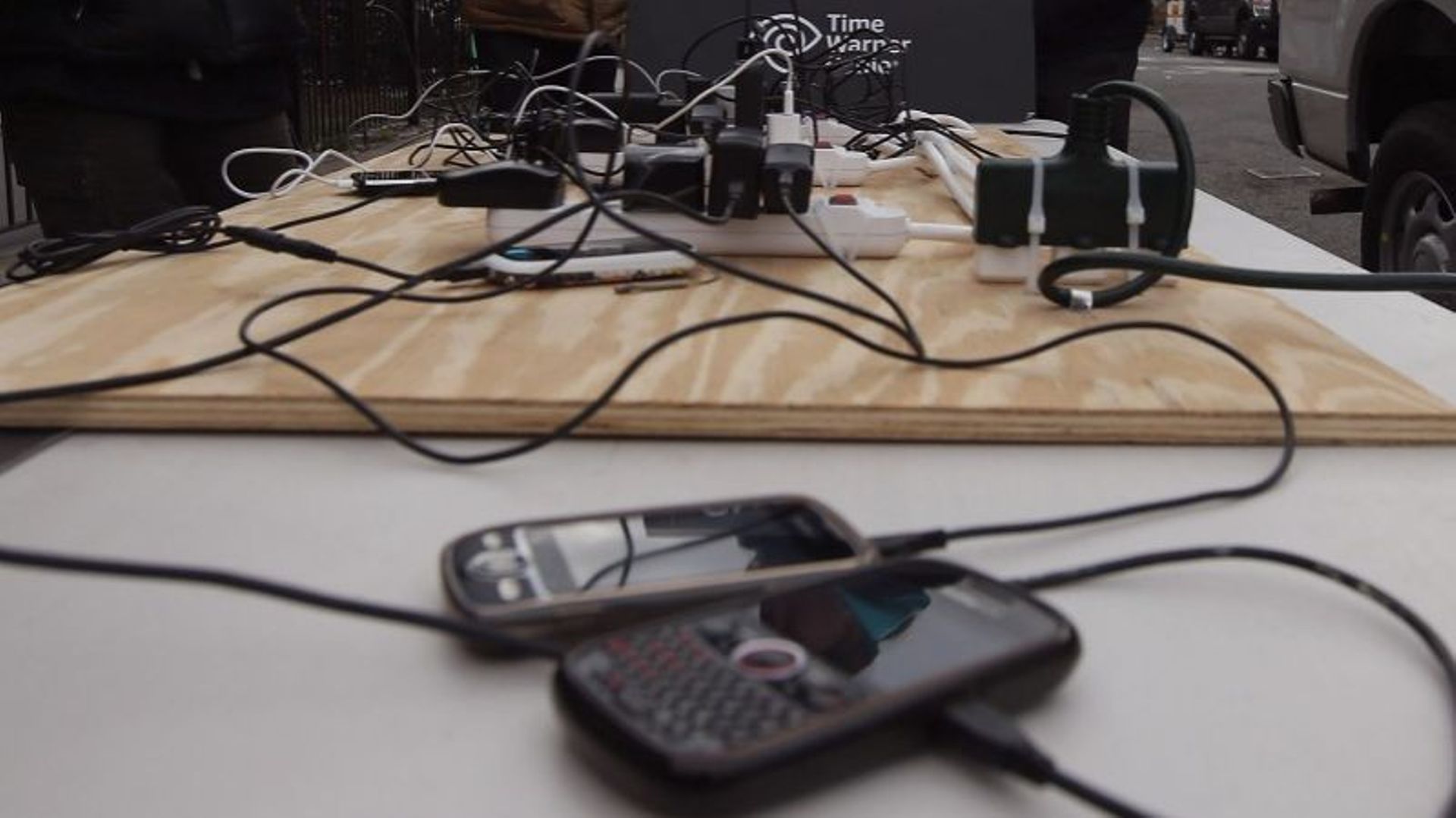 A 18 ans, elle découvre le moyen de recharger un gsm en 30 secondes ...