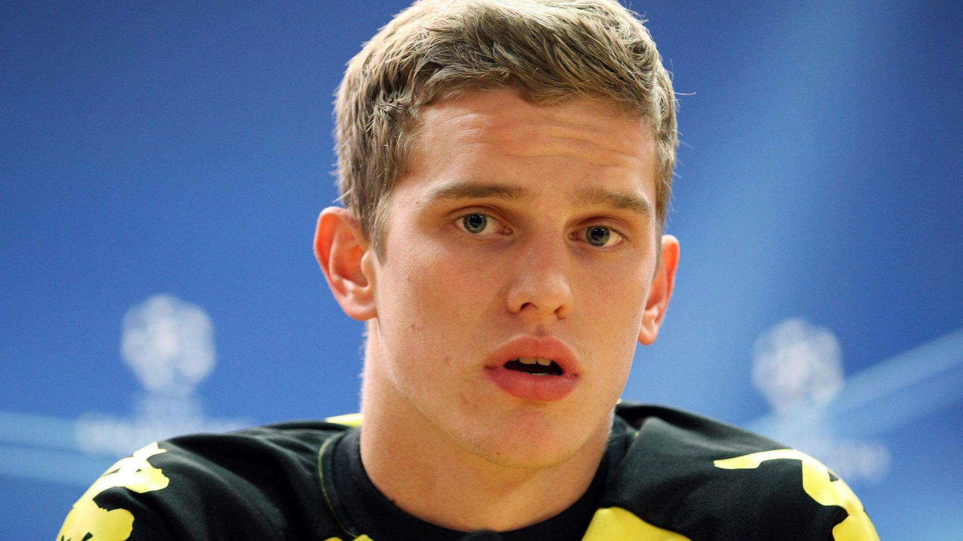 Vermaelen casse la mâchoire de Bender - RTBF Actus