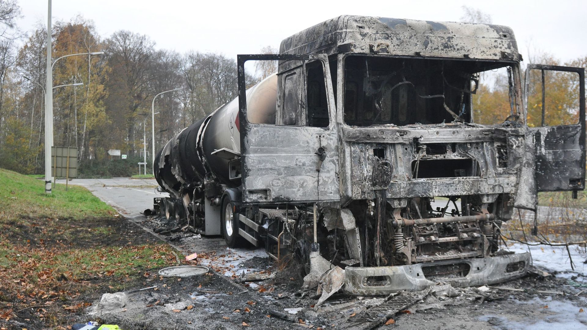 Un camion transportant du bois prend feu sur l’E42 à Fleurus : gros bouchons vers Mons - RTBF Actus