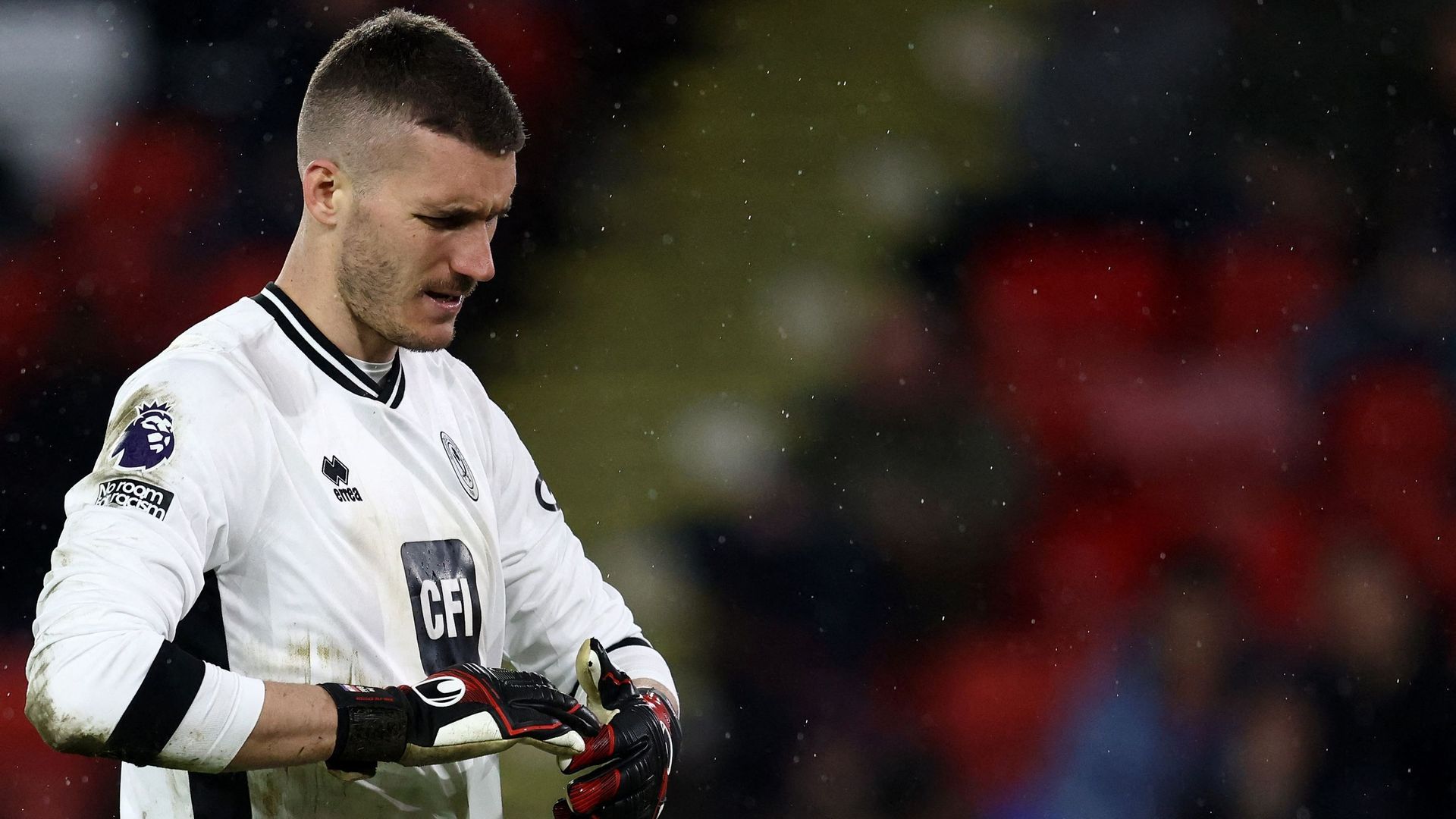 Le gardien de Sheffield Ivo Grbic dégage sur Darwin Núñez… et lance ...