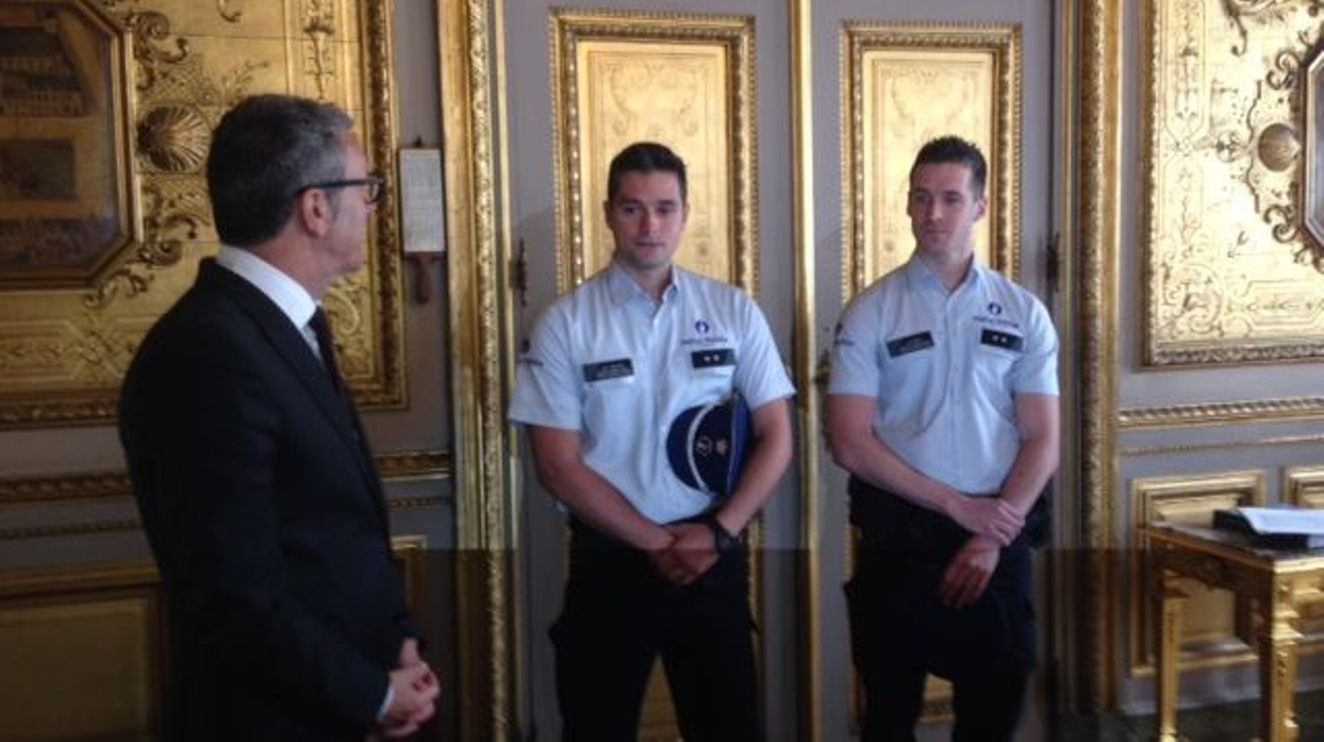 Deux policiers bruxellois médaillés pour avoir sauvé la vie de deux ...