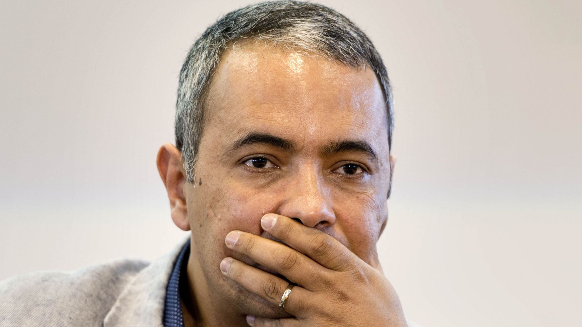 Alger émet deux mandats d'arrêts internationaux contre l'écrivain ...