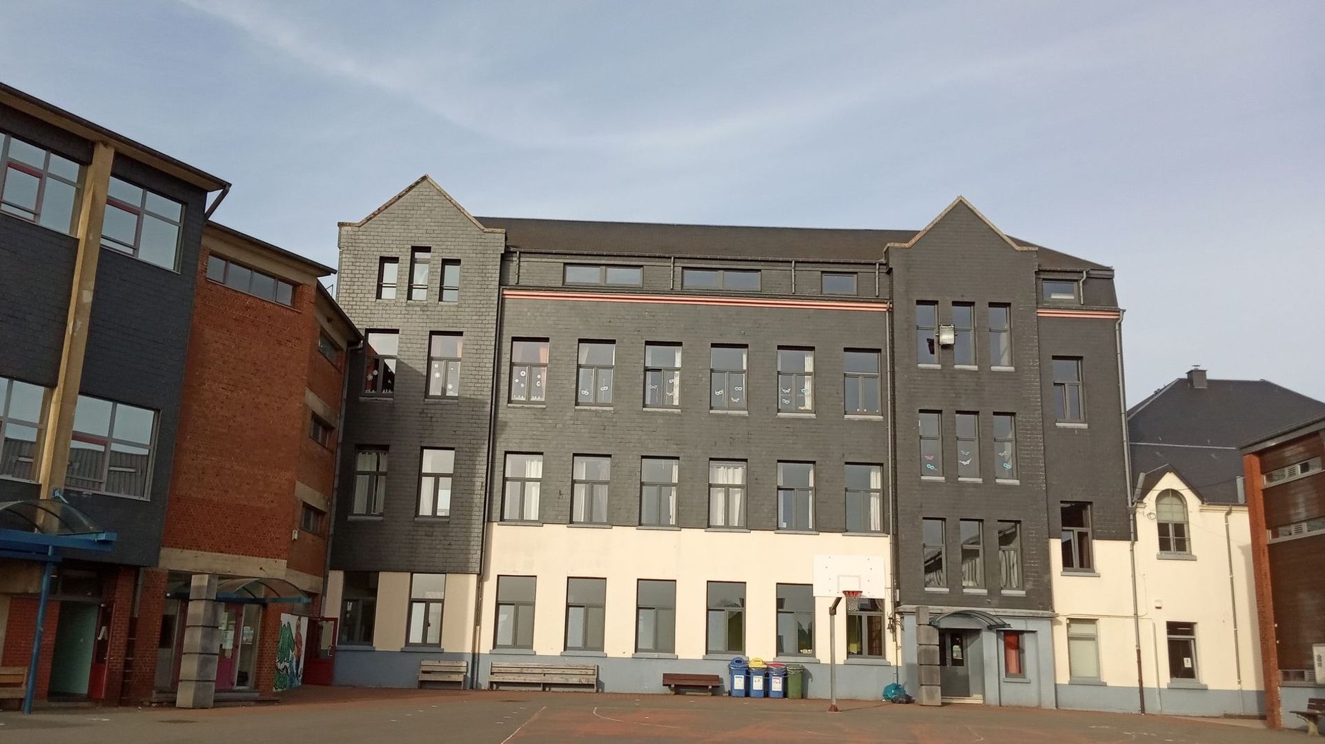 Habay-la-Neuve : l’école primaire Saint-Benoît reste ouverte - RTBF Actus