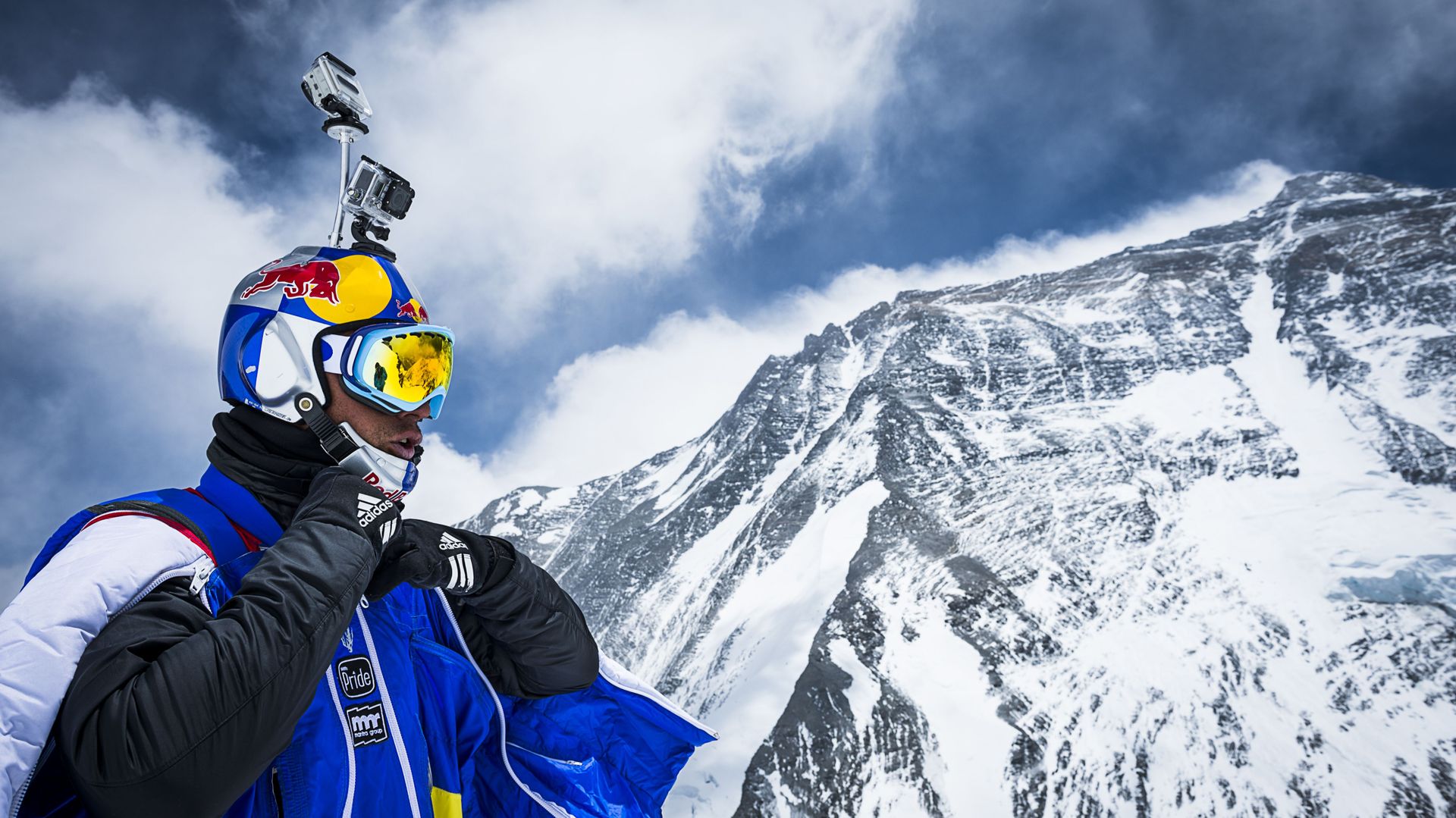Rozov saute en base jump depuis l'Everest - RTBF Actus