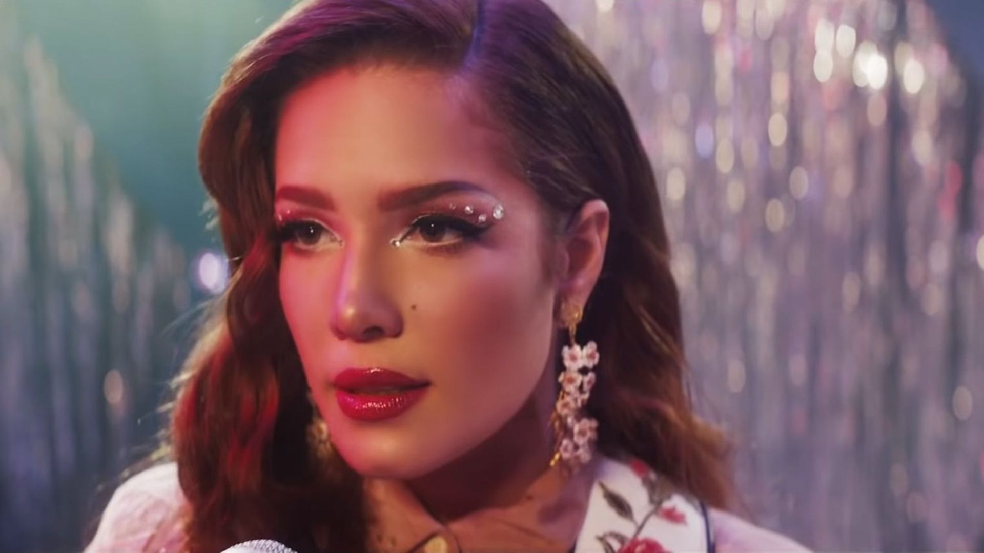 Halsey, tour à tour sophistiquée et naturelle, à la guitare pour ...