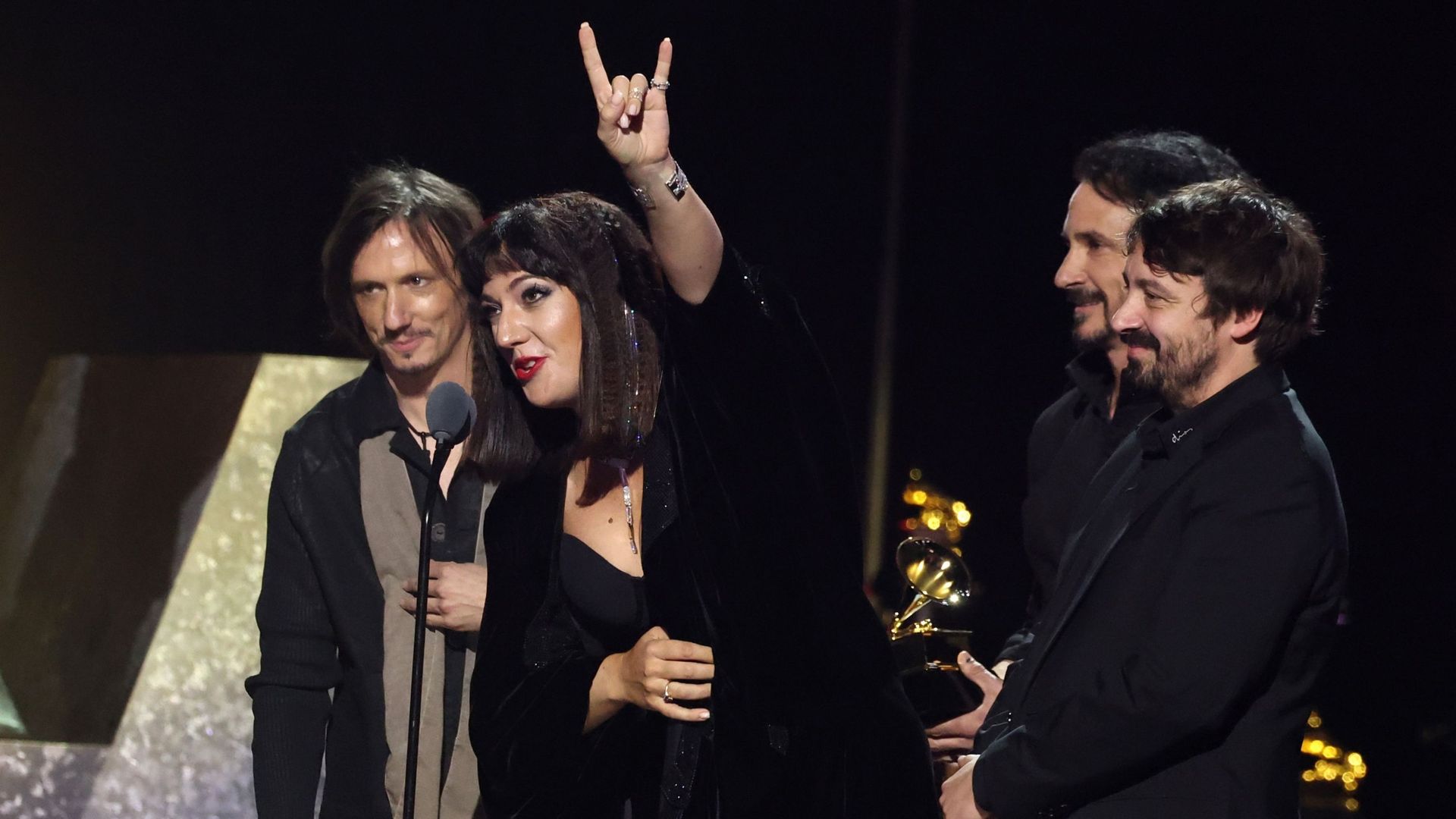 Bianca Censori débarque entièrement nue aux côtés de Kanye West et crée ...