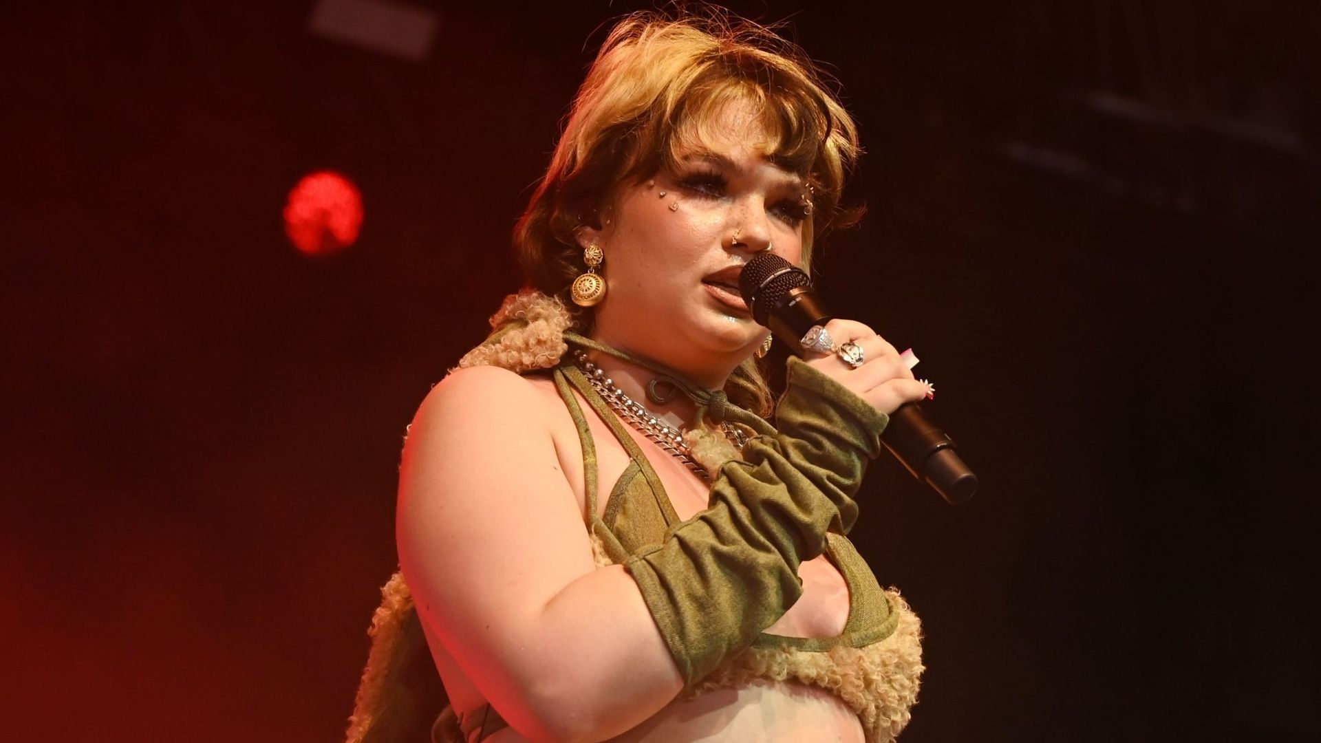 Tip Top : Lola Young garde la tête du classement avec 'Messy' - RTBF Actus