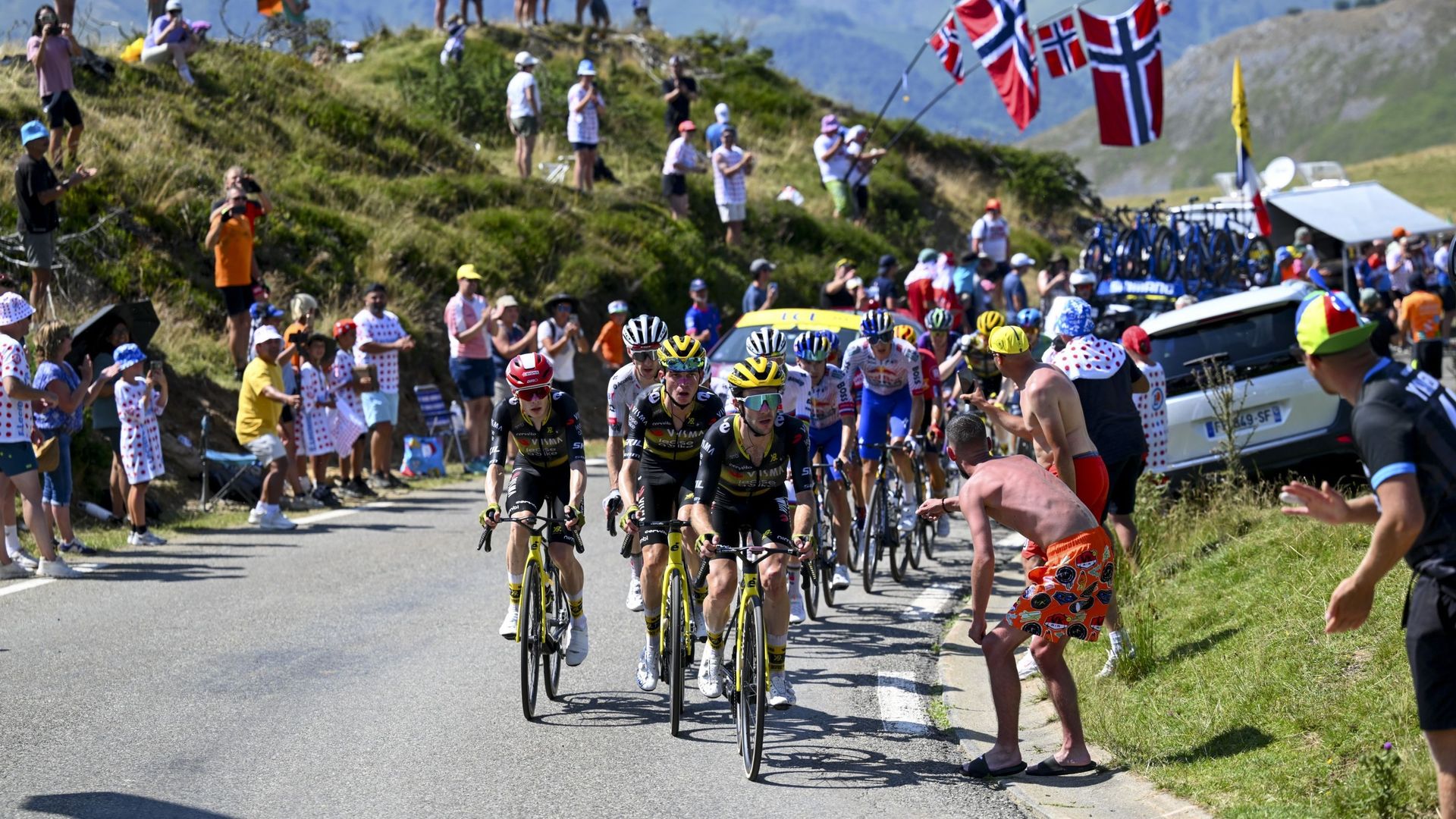Tour de France 2025 : revivez la présentation des coureurs sur la Grand ...
