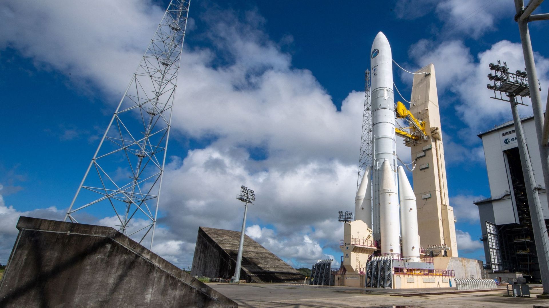 Ariane 6 : le premier vol commercial de la fusée européenne reprogrammé ...