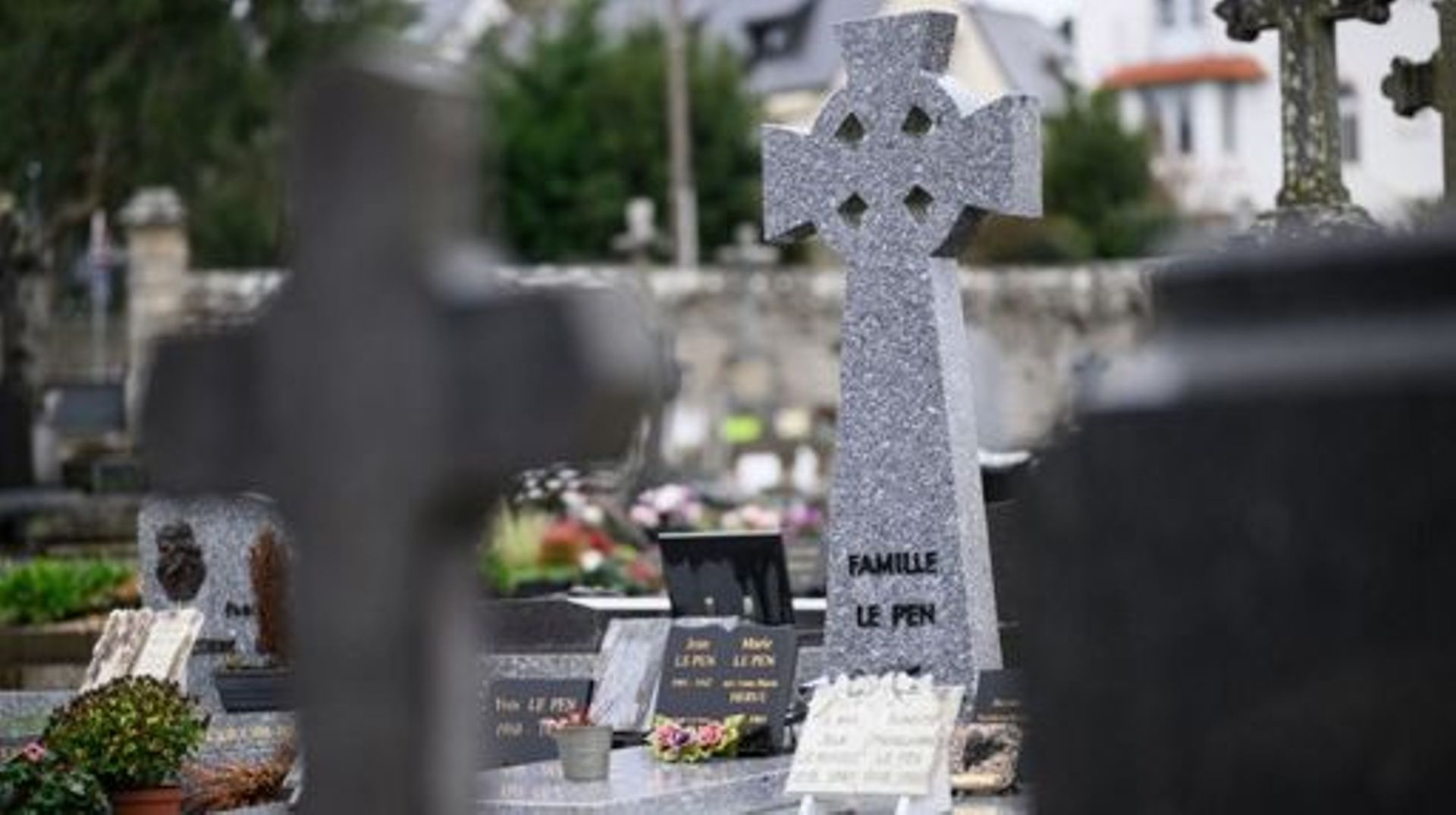 France : à la Trinité-sur-Mer, la tombe de Jean-Marie Le Pen a été vandalisée probablement à ...