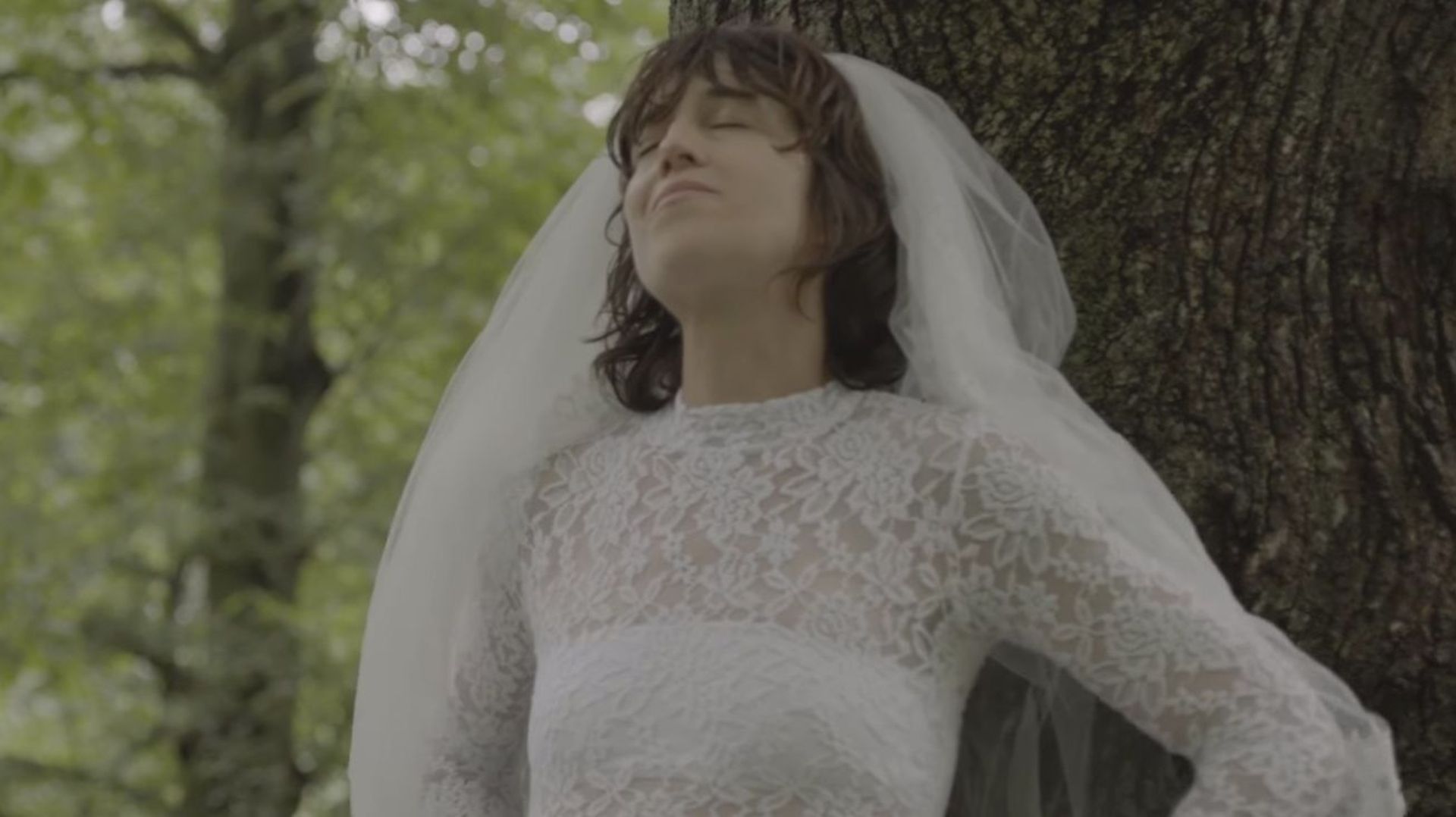 Charlotte Gainsbourg filme ses filles Alice et Jo pour le clip de ...