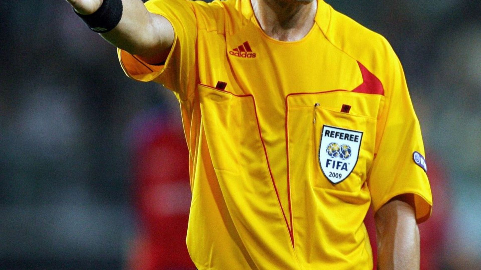 L'arbitrage à cinq testé en Europa League - RTBF Actus