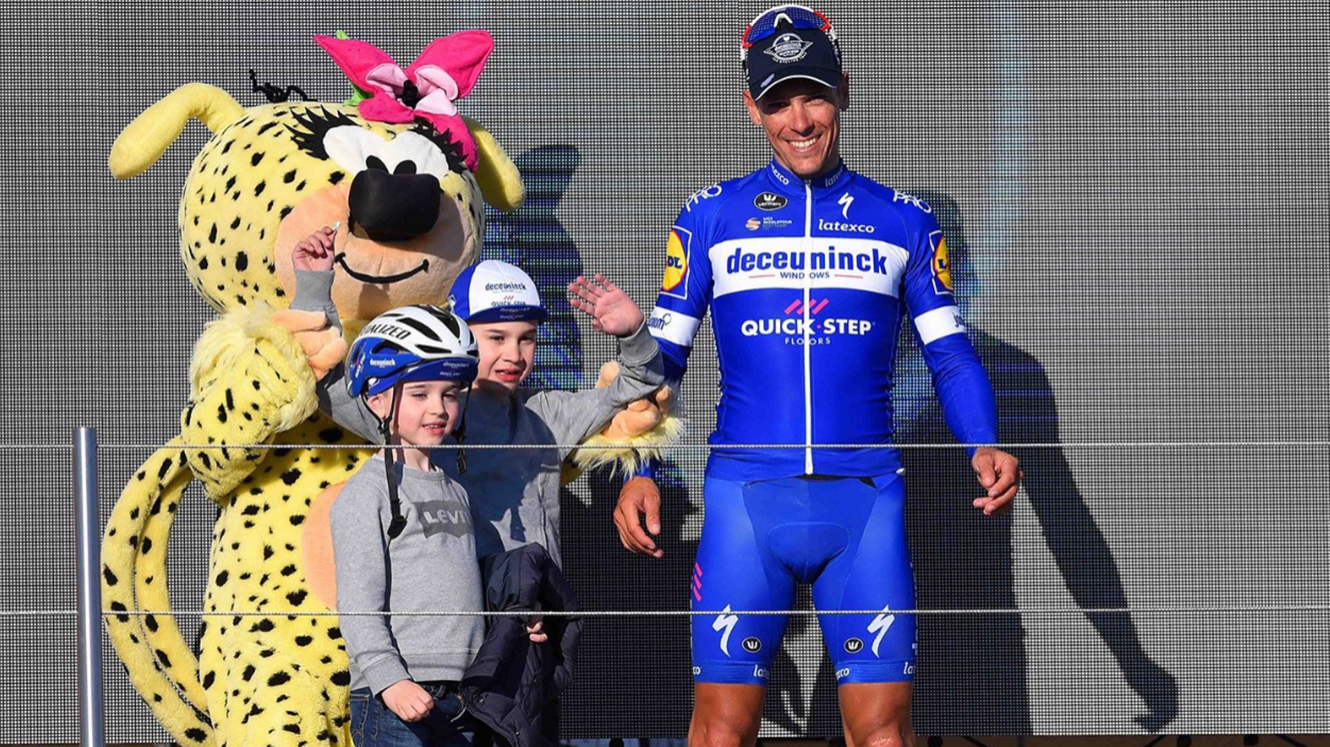 Philippe Gilbert fête sa victoire au Castellet avec ses fils - RTBF Actus