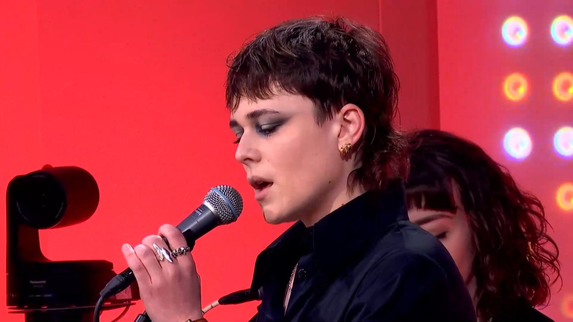 Typh Barrow l'affirme : 'Léon sera une révélation musicale en 2025 ...