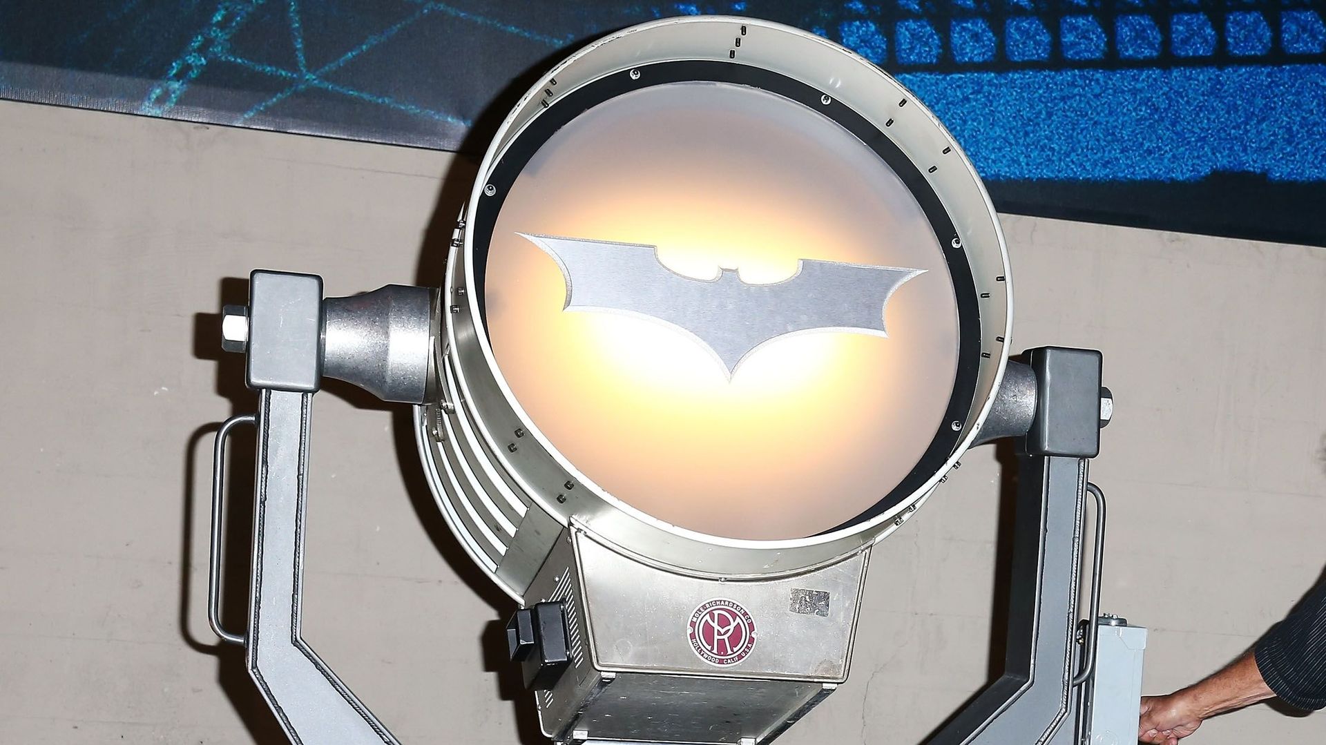 Un bat-signal projeté dans le ciel de Los Angeles en hommage au premier ...