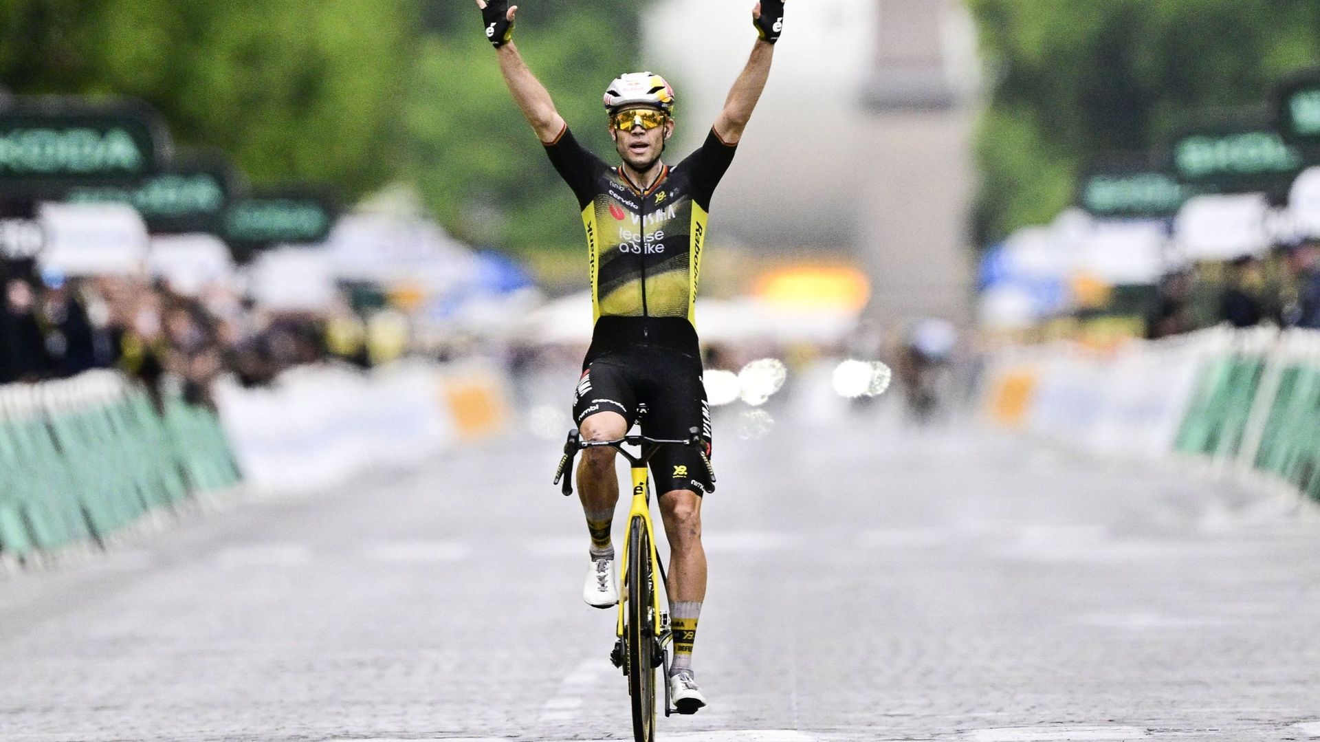 Tour de France 2025 – Wout van Aert réalise un numéro sensationnel pour s’imposer sur les Champs ...