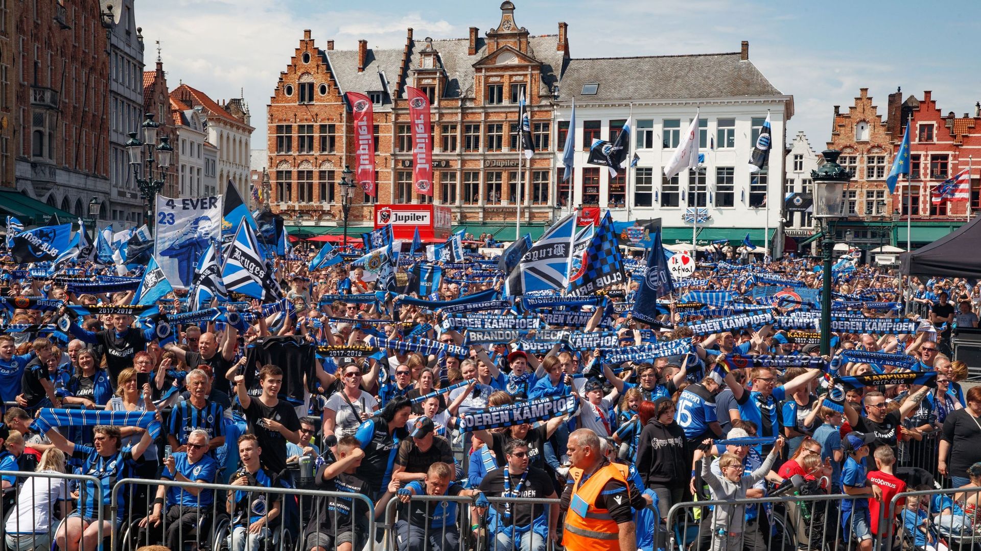 30.000 supporters fêtent le titre des 'Blauw en Zwart' sur le Markt de ... 30.000 supporters fêtent le titre des 'Blauw en Zwart' sur le Markt de ...