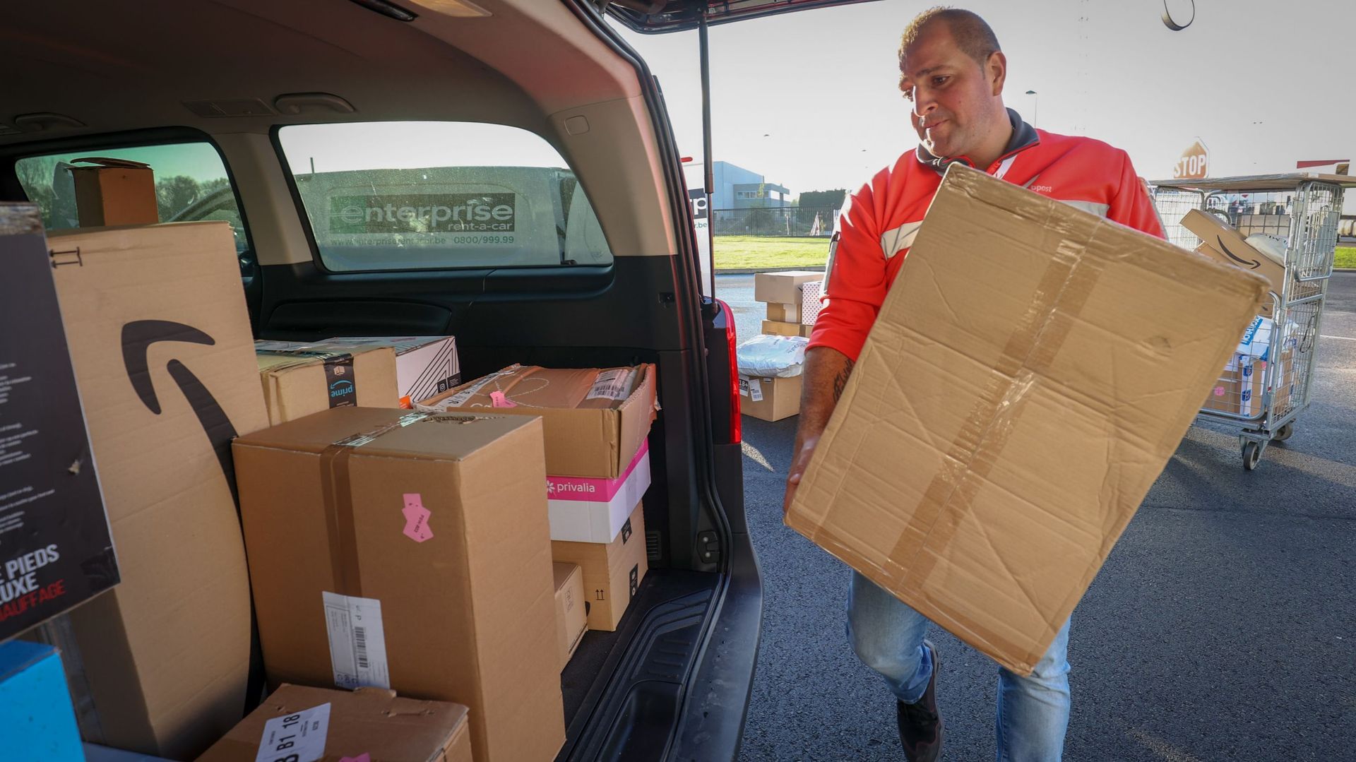 Les commandes en ligne arriveront-elles pour Noël ? - RTBF Actus