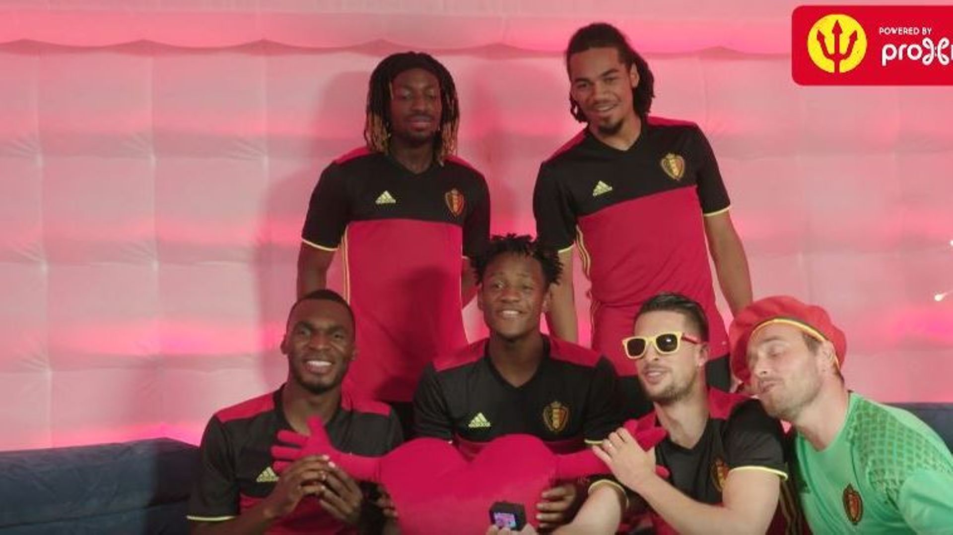 Les Diables Rouges poussent la chansonnette pour Marc Wilmots - RTBF Actus