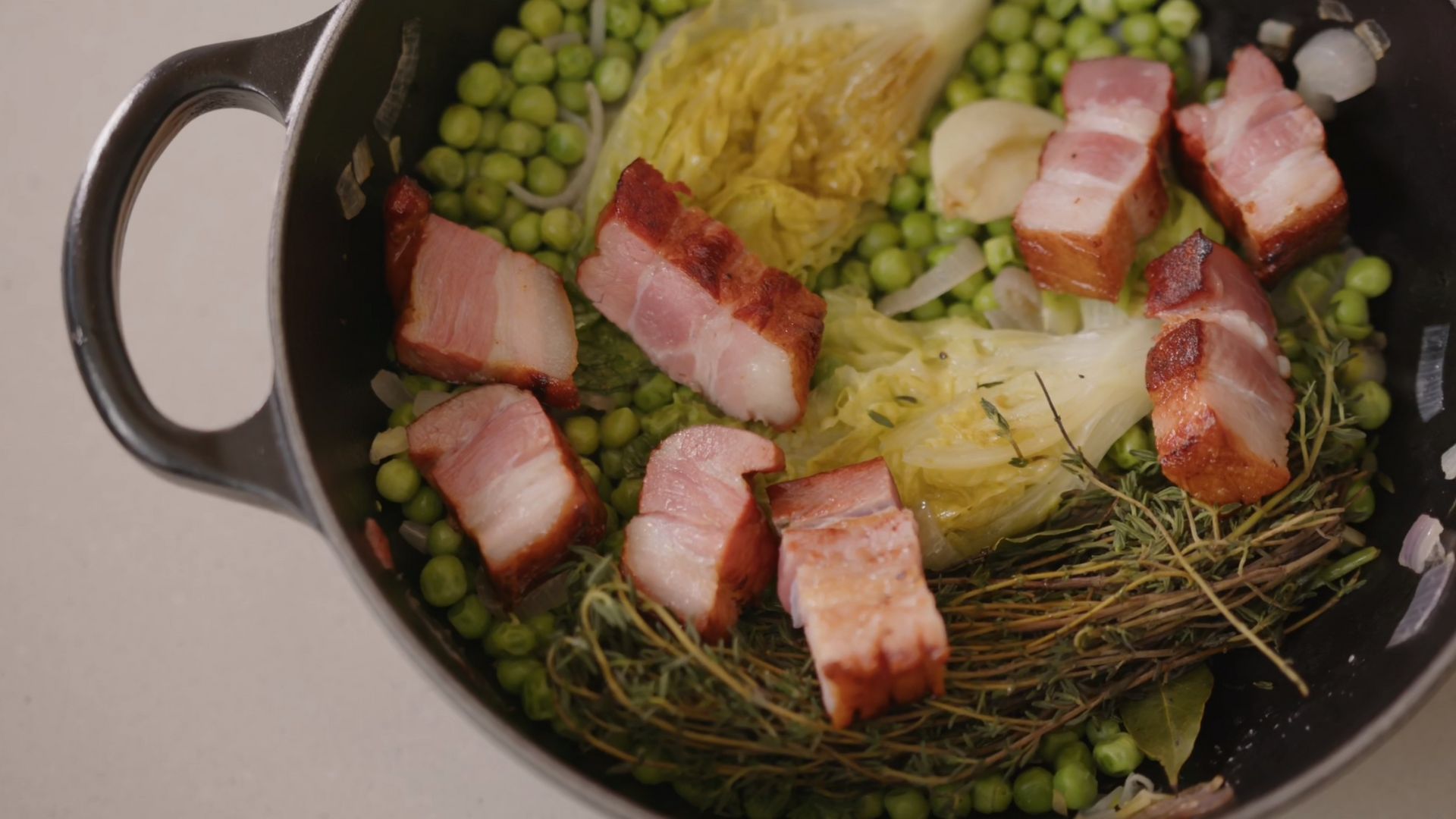 Un plat frais et printanier : cocotte de petits pois, laitue et jeunes ...