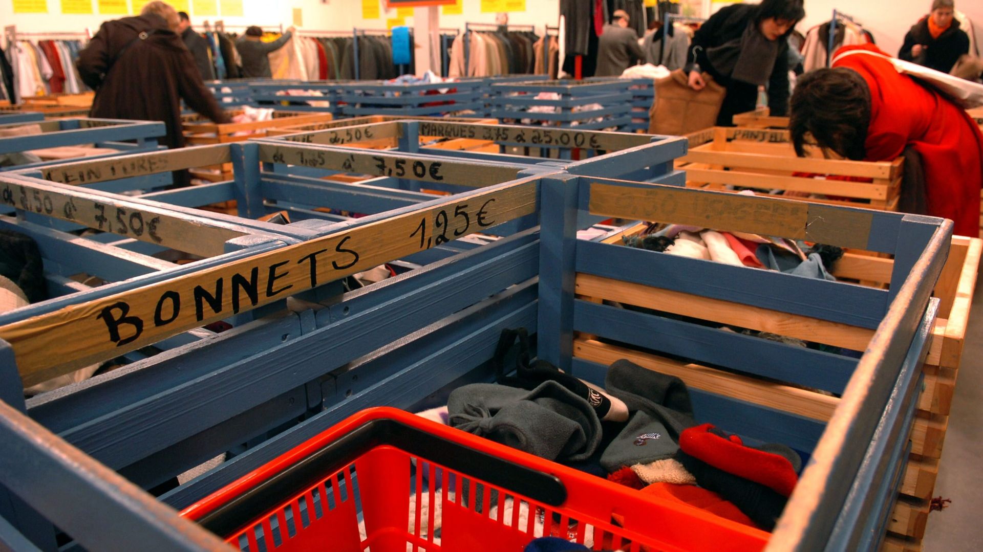 700 tonnes de déchets dans les containers à vêtements des Petits Riens ...