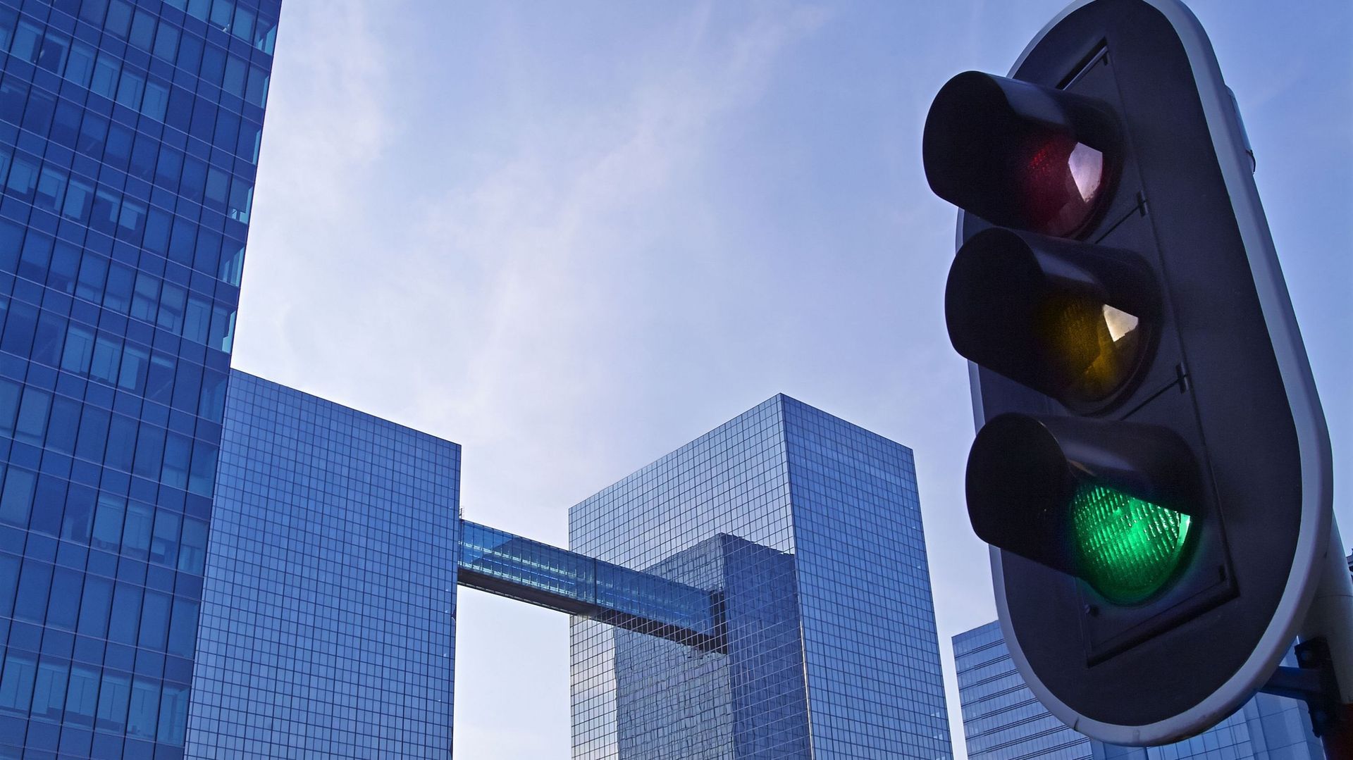 Comment bien respecter le Code de la route face aux feux de circulation ...