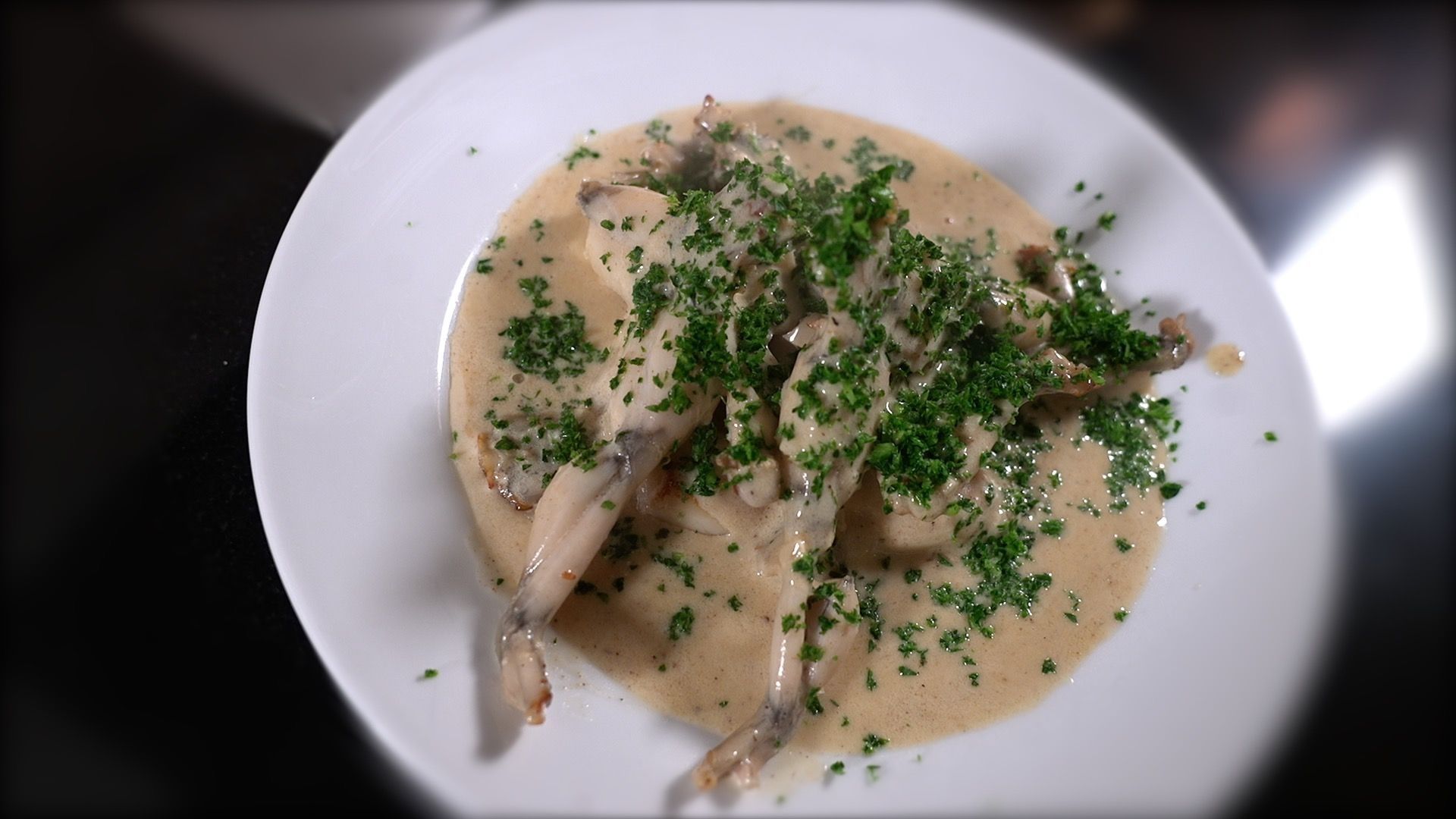 Recette de Cassolette de cuisses de grenouilles à la crème d'ail de ...