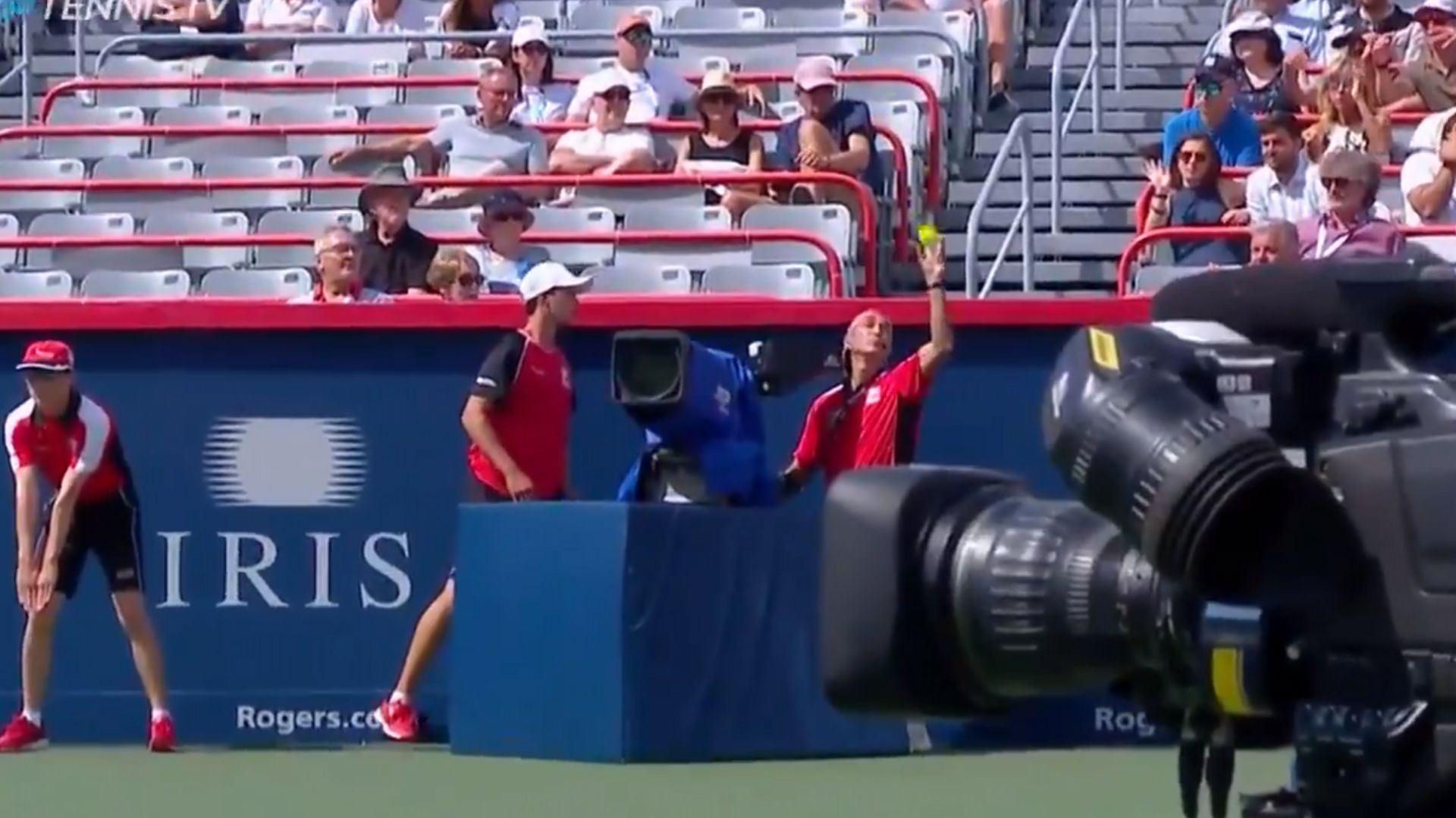 Quand un cameraman joue les ramasseurs de balle - RTBF Actus
