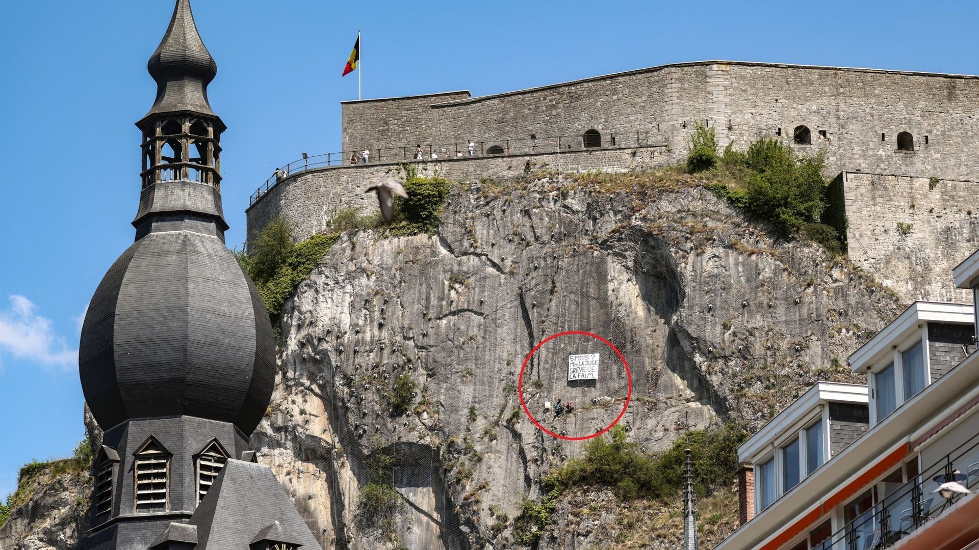 Débat : que faire de Jeff accroché à son rocher à la Citadelle de ...