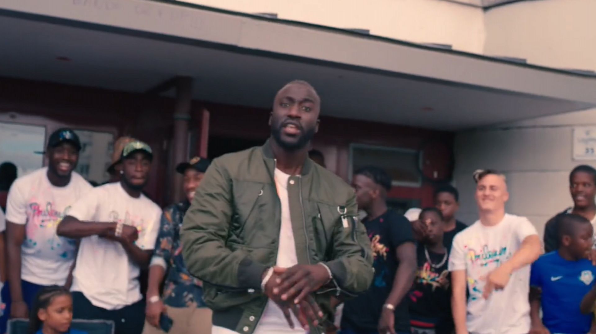 Clip du jour / Sam's, Aboudou et tous les mecs du bâtiment - RTBF Actus