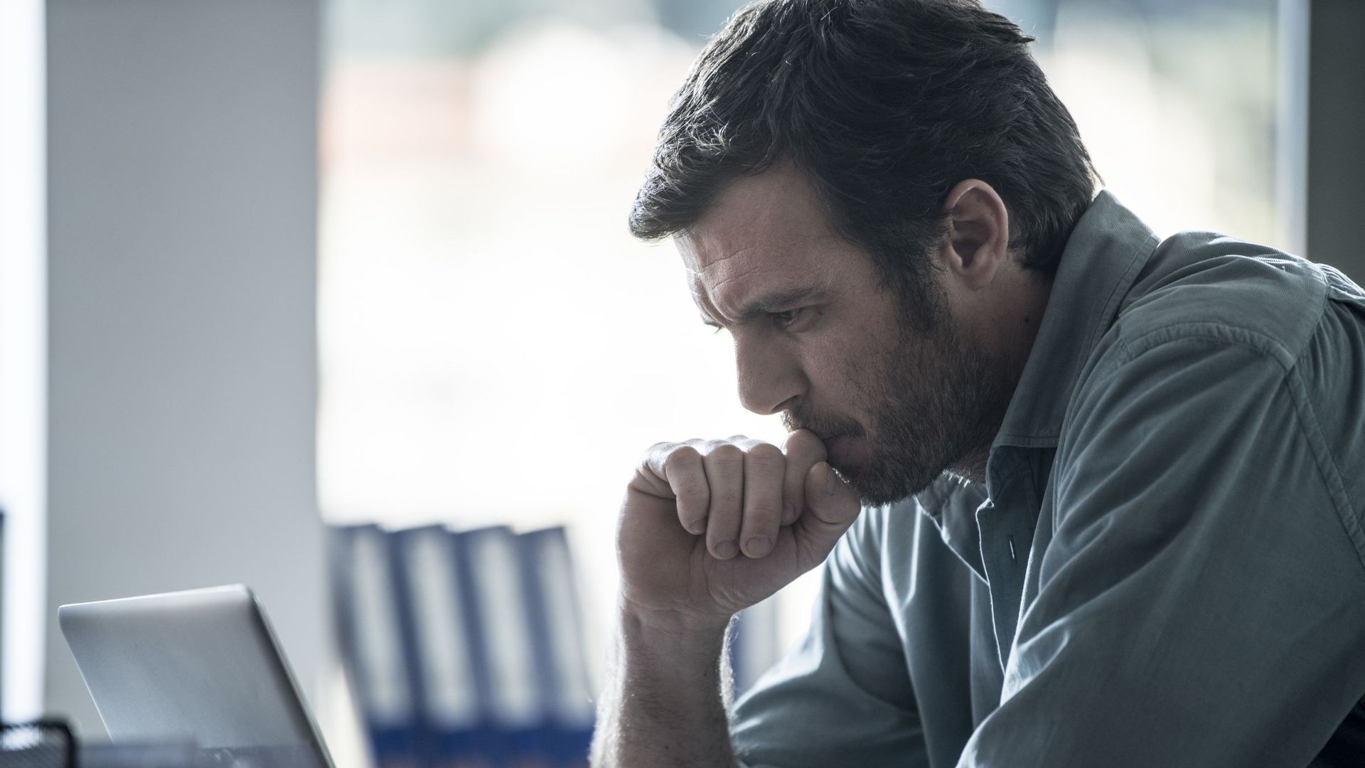 Qui se cache derrière le flic de 'Noces rouges' ? - RTBF Actus