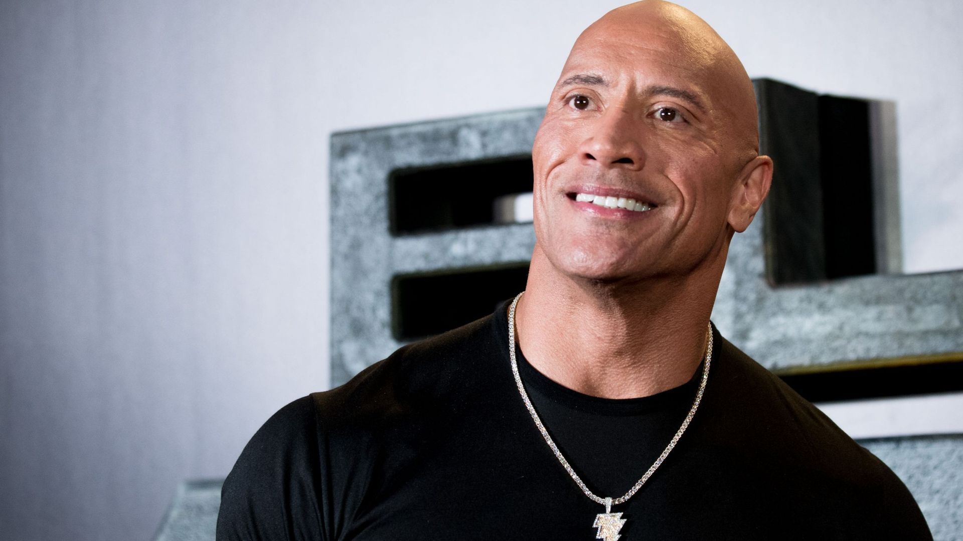 La statue de cire de Dwayne Johnson modifiée en un temps record par le ...