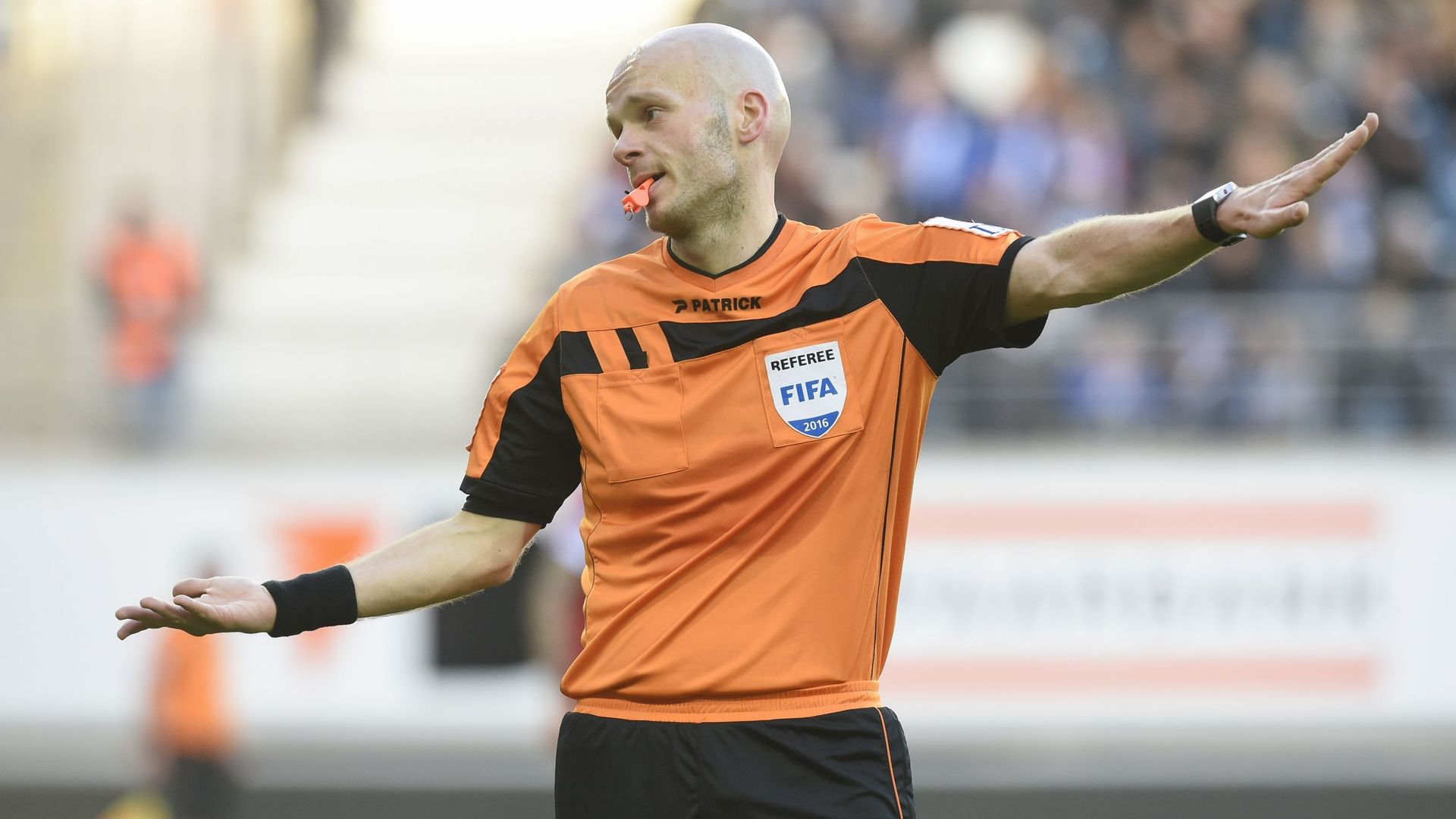 'L'arbitre-tacleur' Tony Chapron mis hors-jeu - RTBF Actus