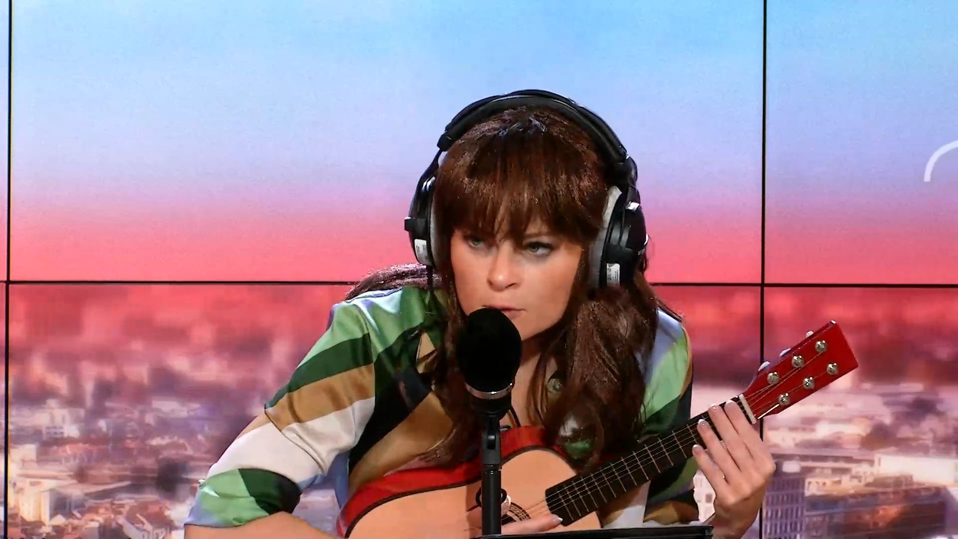 Tamara Payne colporte des rumeurs sur tout le monde en chanson - RTBF Actus