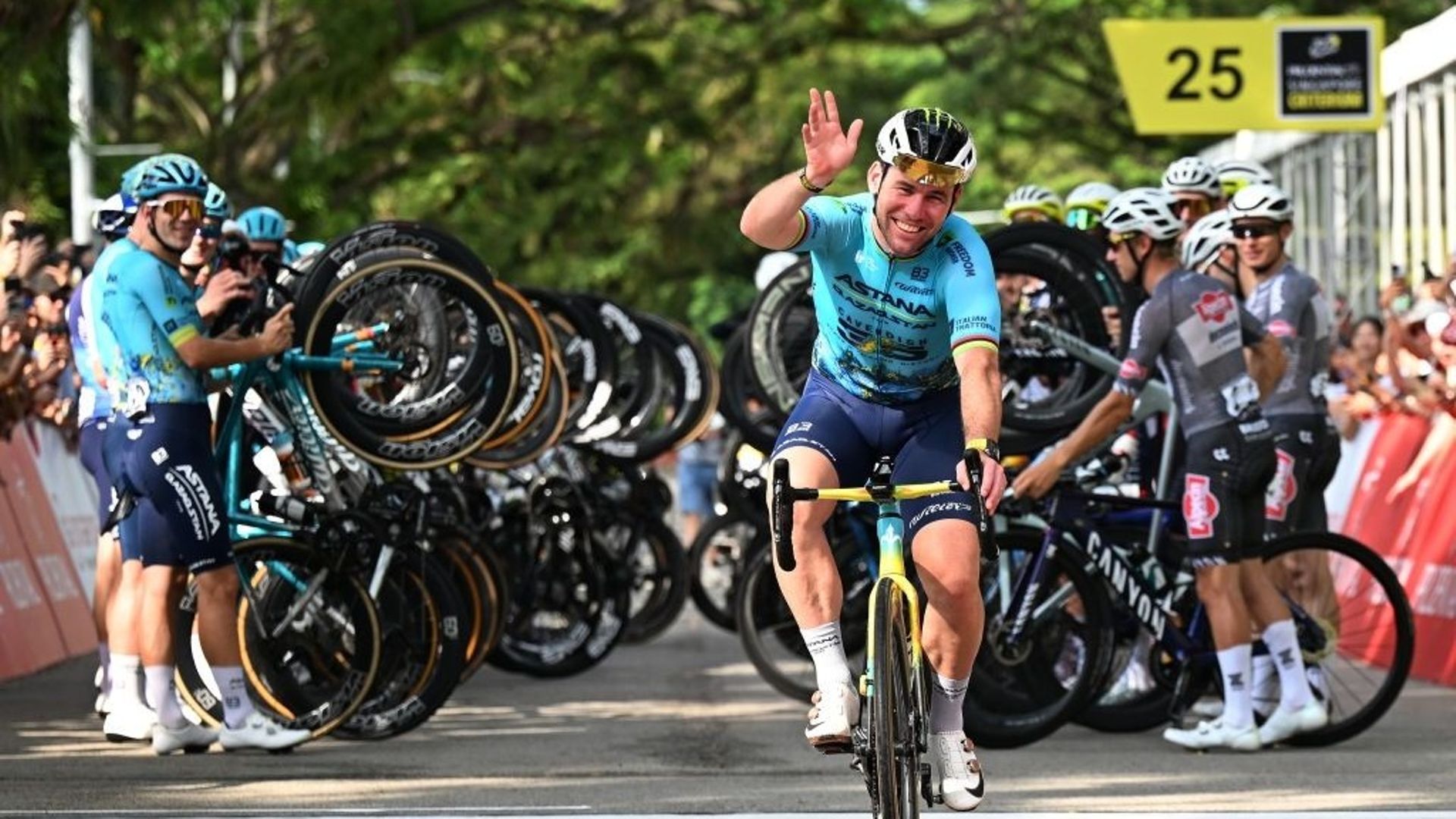Haie d’honneur et victoire symbolique : Mark Cavendish termine sa ...