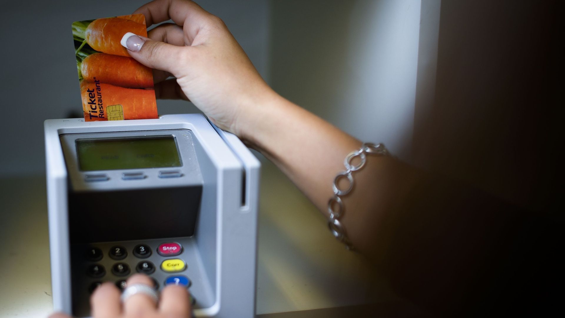 Une augmentation des chèques repas de 2 euros dès 2026 : les syndicats ...