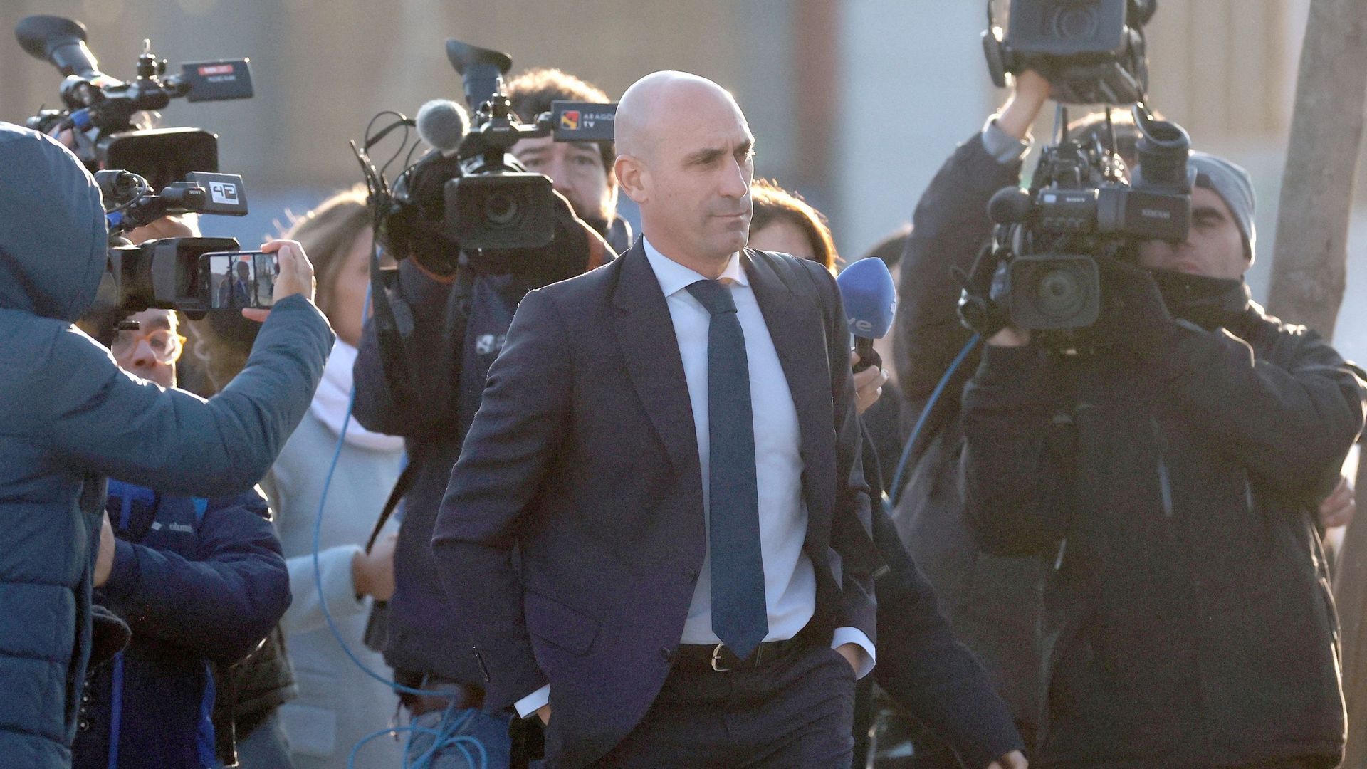 Baiser forcé : le parquet fait appel et réclame un nouveau procès pour ...