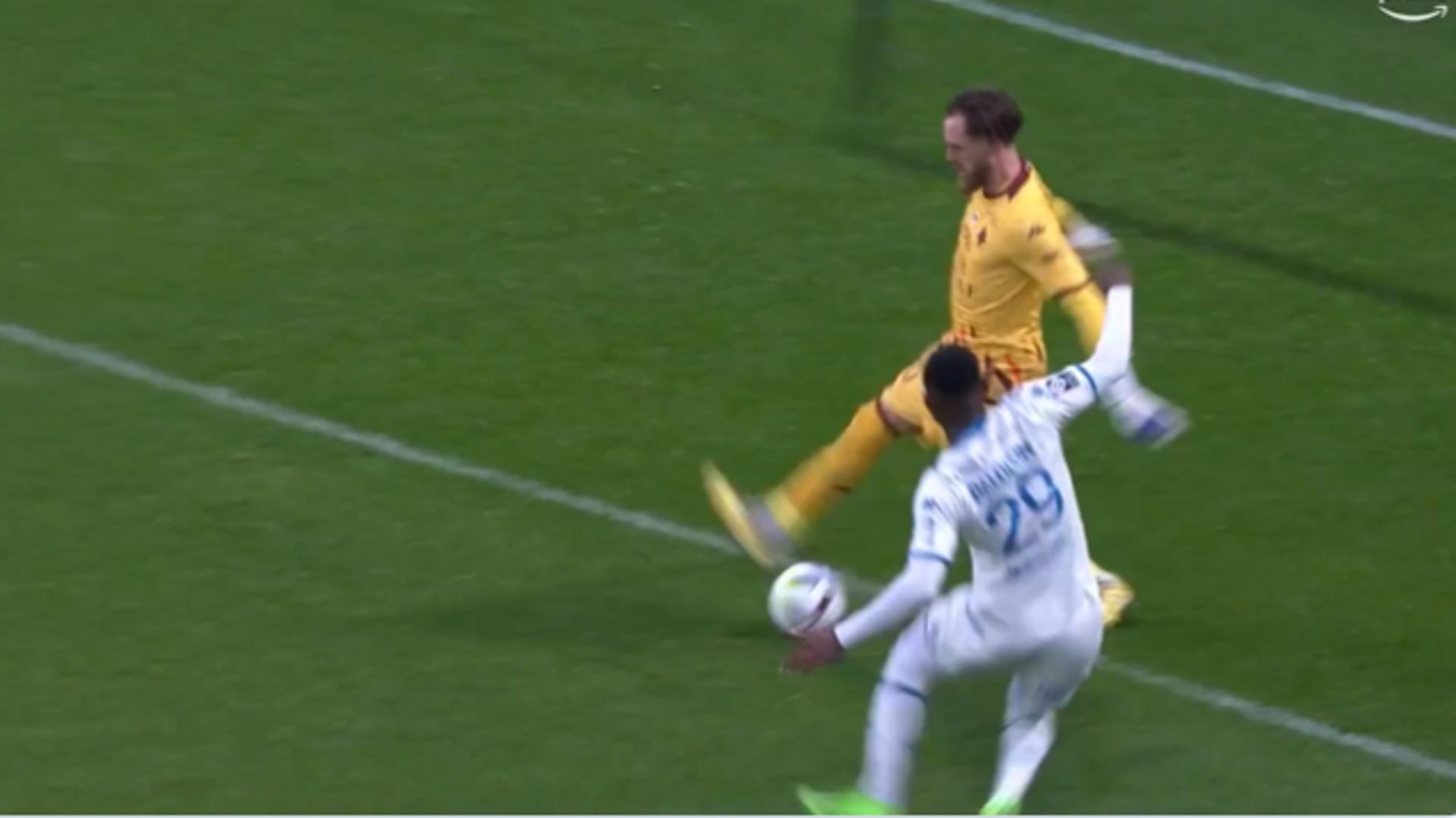 Le gardien de Metz tente une talonnade improbable et encaisse un but ...