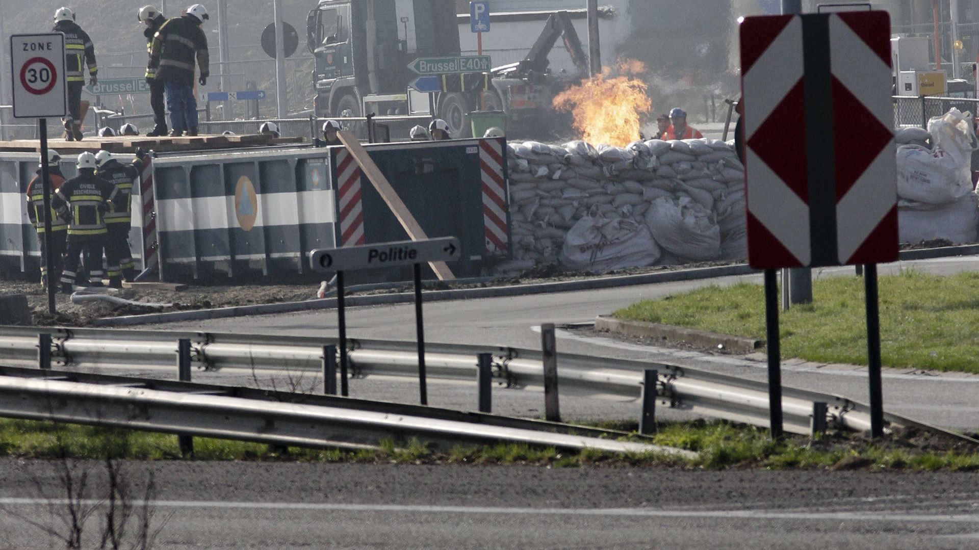 Station-service en feu à Wetteren, gros embarras de circulation - RTBF ...