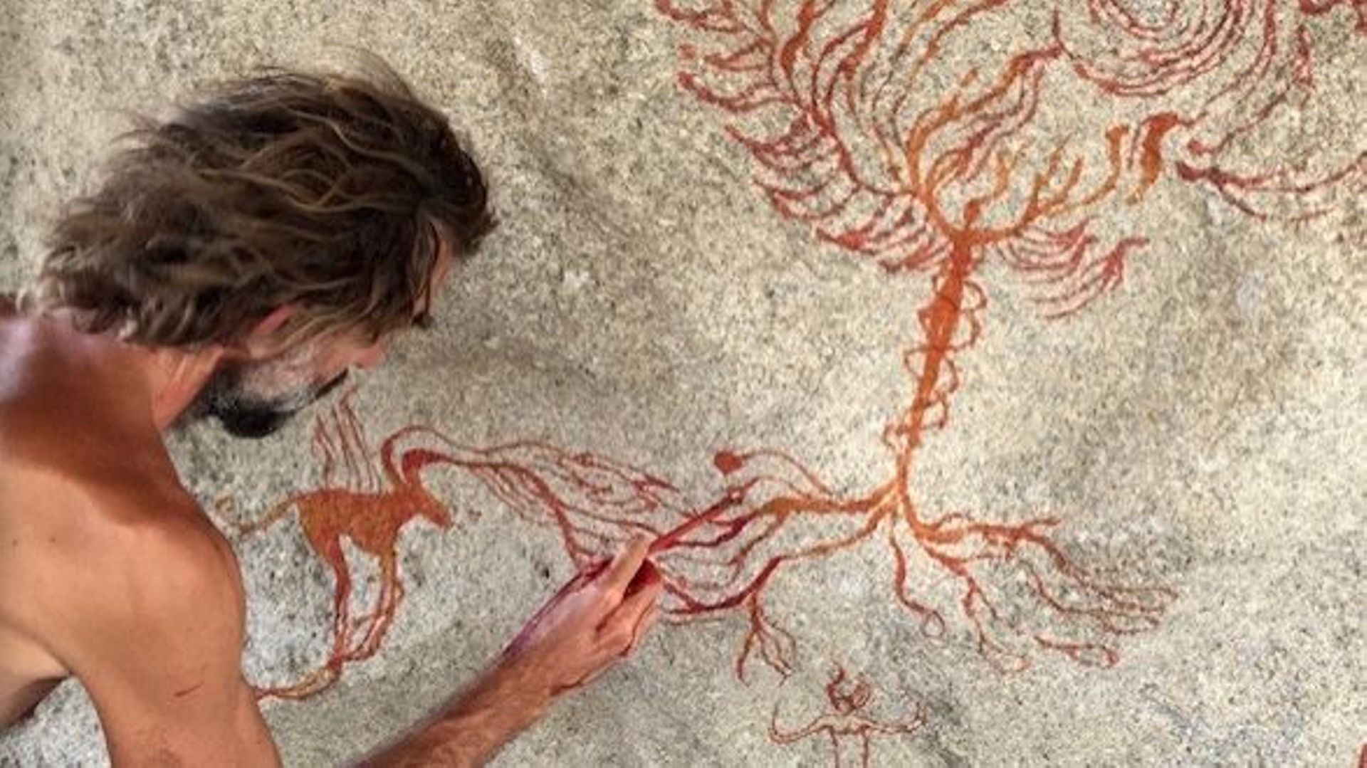 Charley Case 'exilé de la société en flammes' livre ses dernières œuvres depuis l'île de La ...