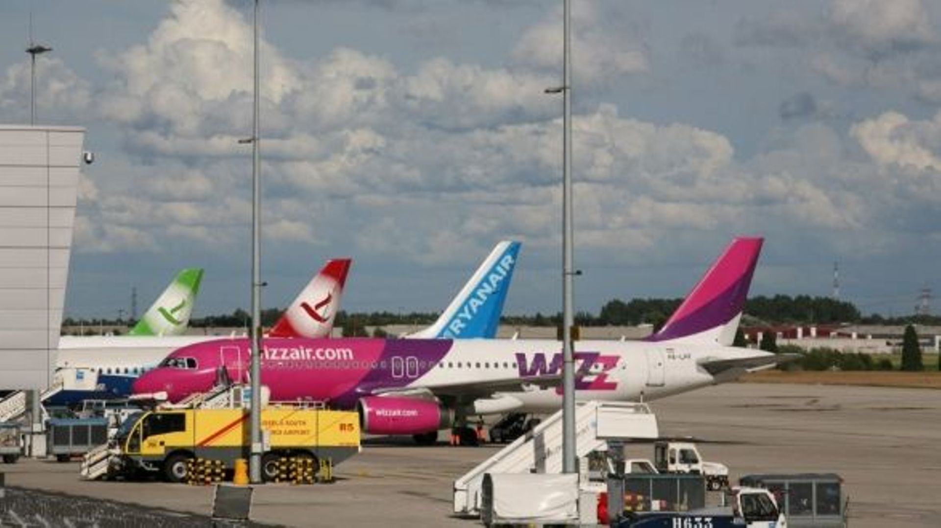 Importants contrôles sociaux à l'aéroport de Charleroi - RTBF Actus