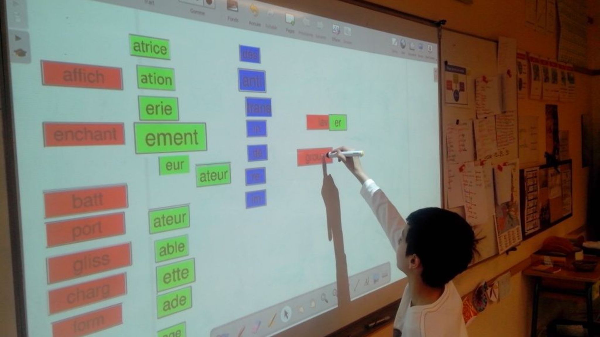 Nouveauté dans les écoles : le tableau interactif - RTBF Actus