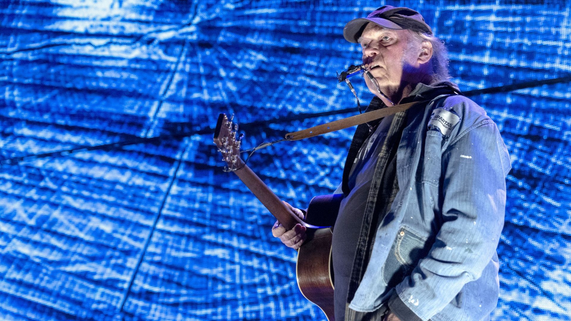 Neil Young, parmi sa collection de voitures, une Citroën 2 CV - RTBF Actus