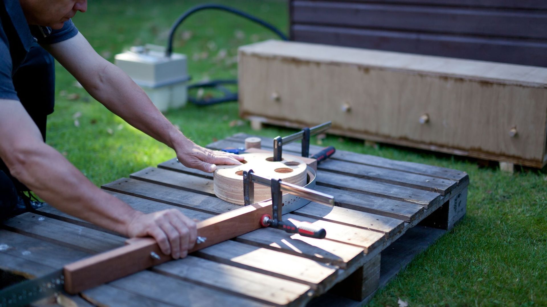 Comment courber un bambou sans le briser ? - RTBF Actus