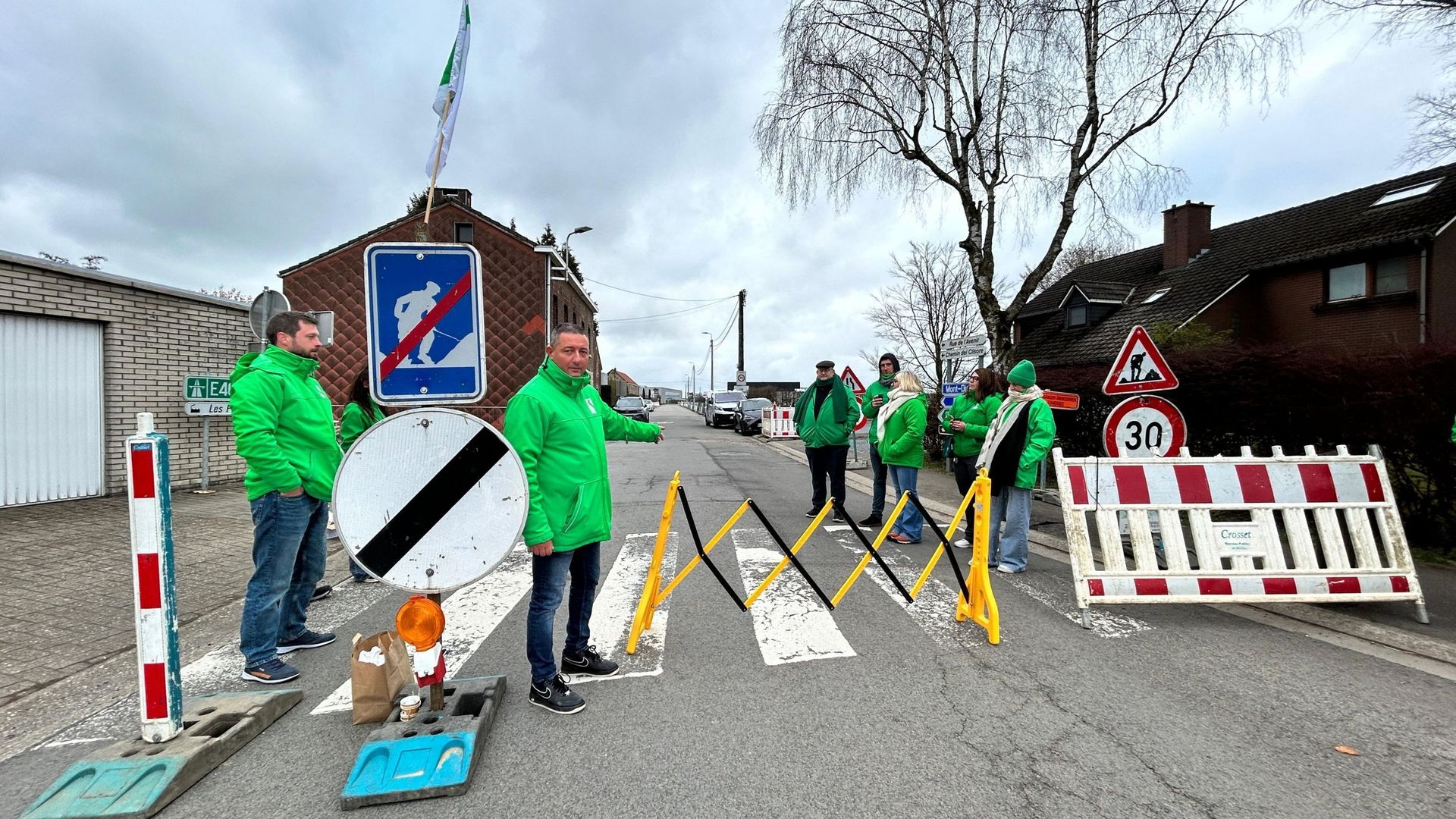 Gréviste renversé par une voiture dans le zoning des Plenesses à ...