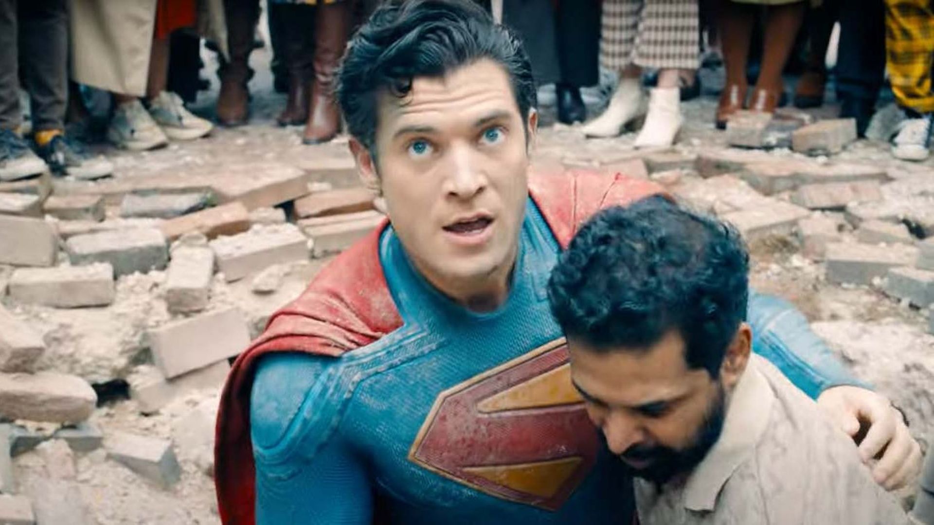 Superman se fait malmener par son adorable chien dans le nouvel extrait ...