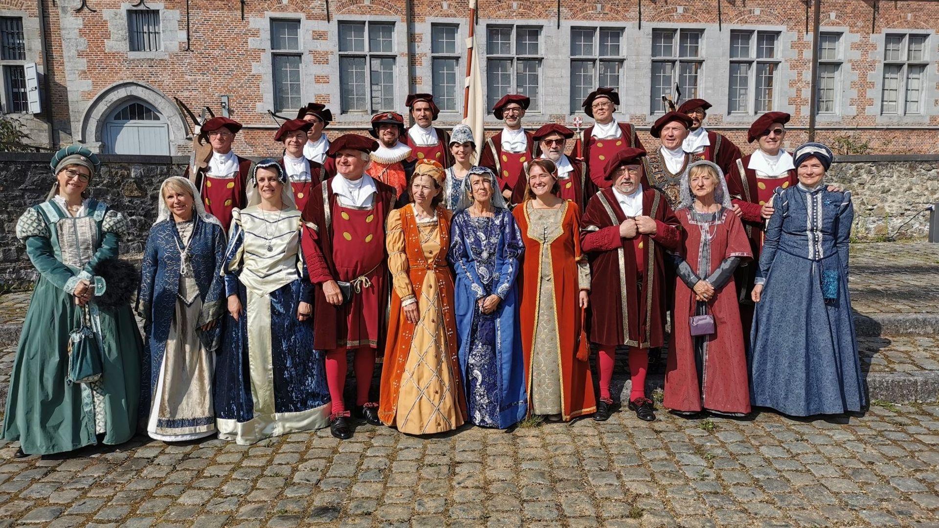 Lessines: grand soleil sur le Festin et masque pour les visiteurs ...