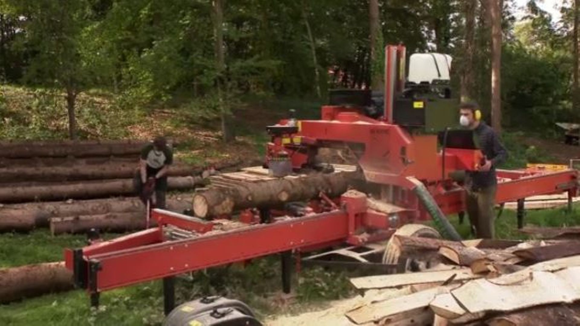 Une scierie mobile, c'est ce que proposent deux Liégeois passionnés par ...