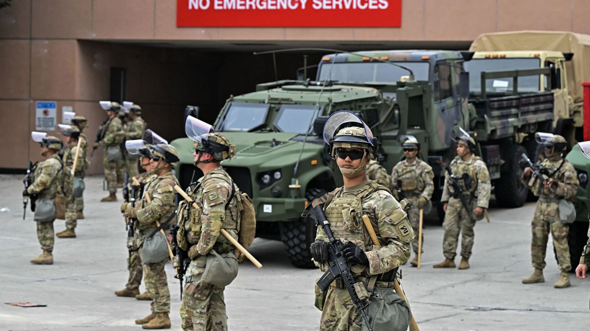 États-Unis : le gouverneur républicain Greg Abbott annonce déployer la Garde nationale au Texas ...